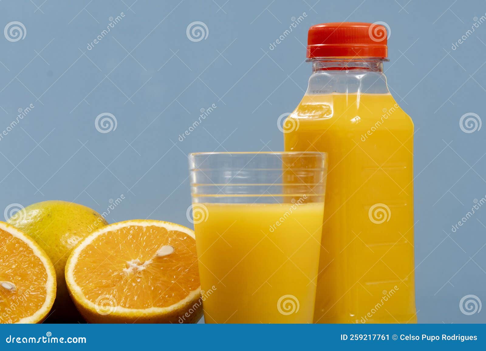 Zumo De Naranja Natural En El Vaso Con Botella En El Lateral Imagen de ...