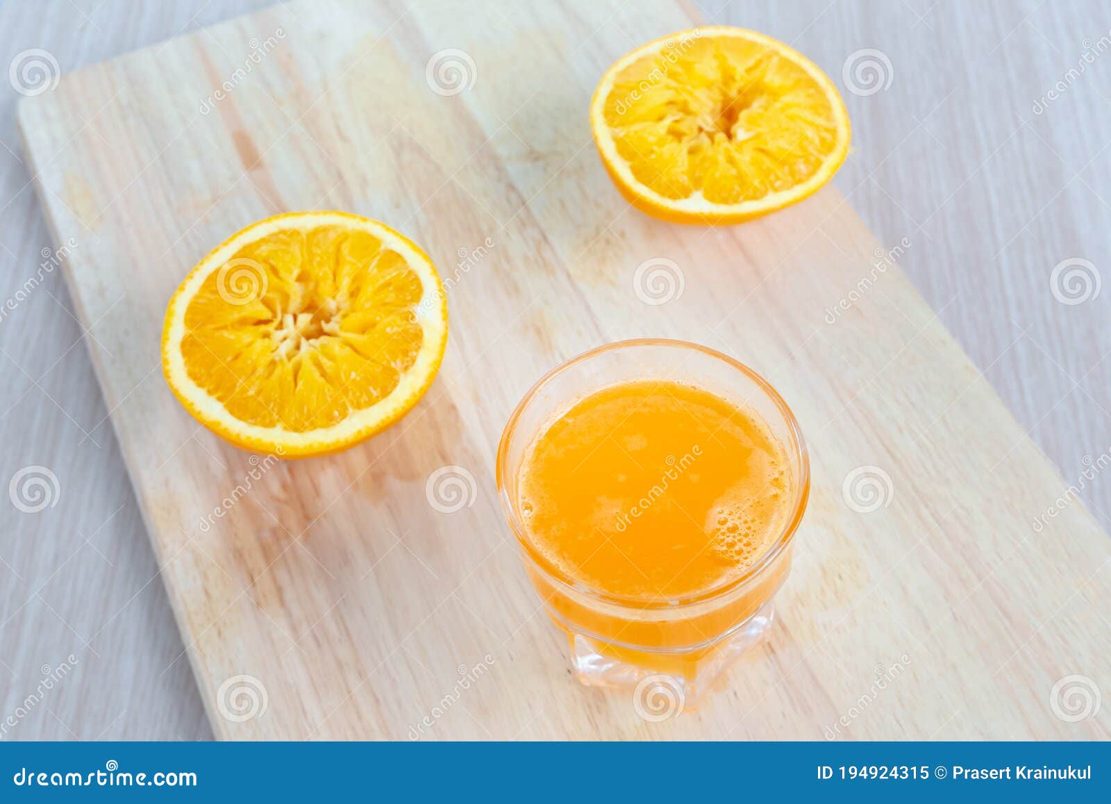 Zumo De Naranja Natural En Tablero De Madera Imagen de archivo - Imagen ...
