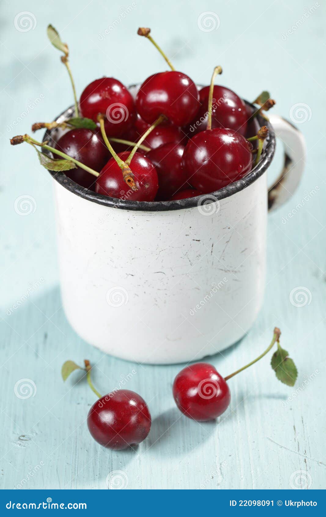 Zure kers stock afbeelding. Image of staal, bijtend, gewas - 22098091