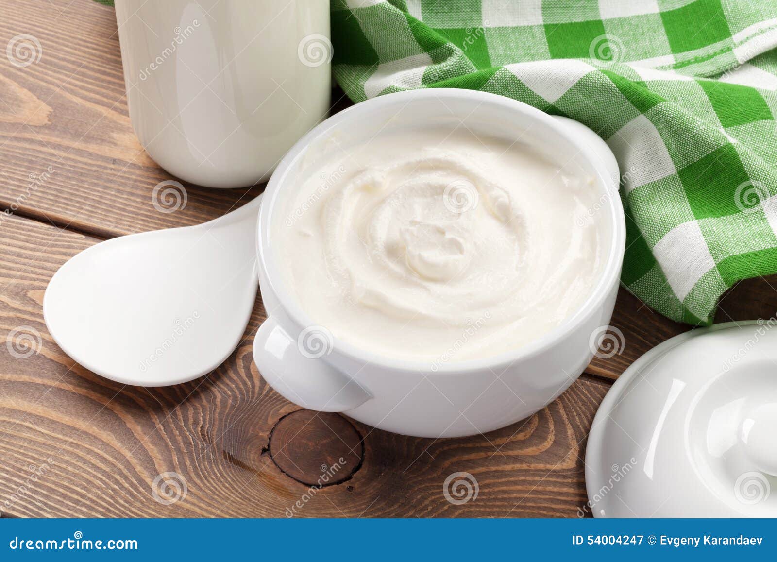 Zure Room in Een Kom En Melkfles Stock Afbeelding - Image of vers ...