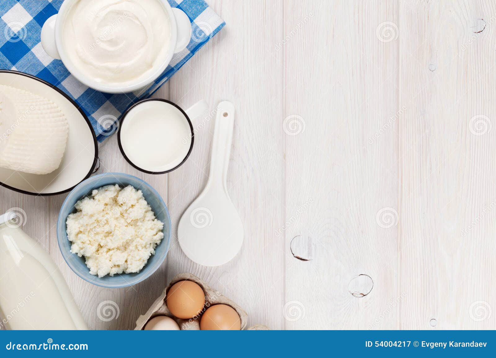 Zure Room, Melk, Kaas, Eieren En Yoghurt Stock Afbeelding - Image of ...