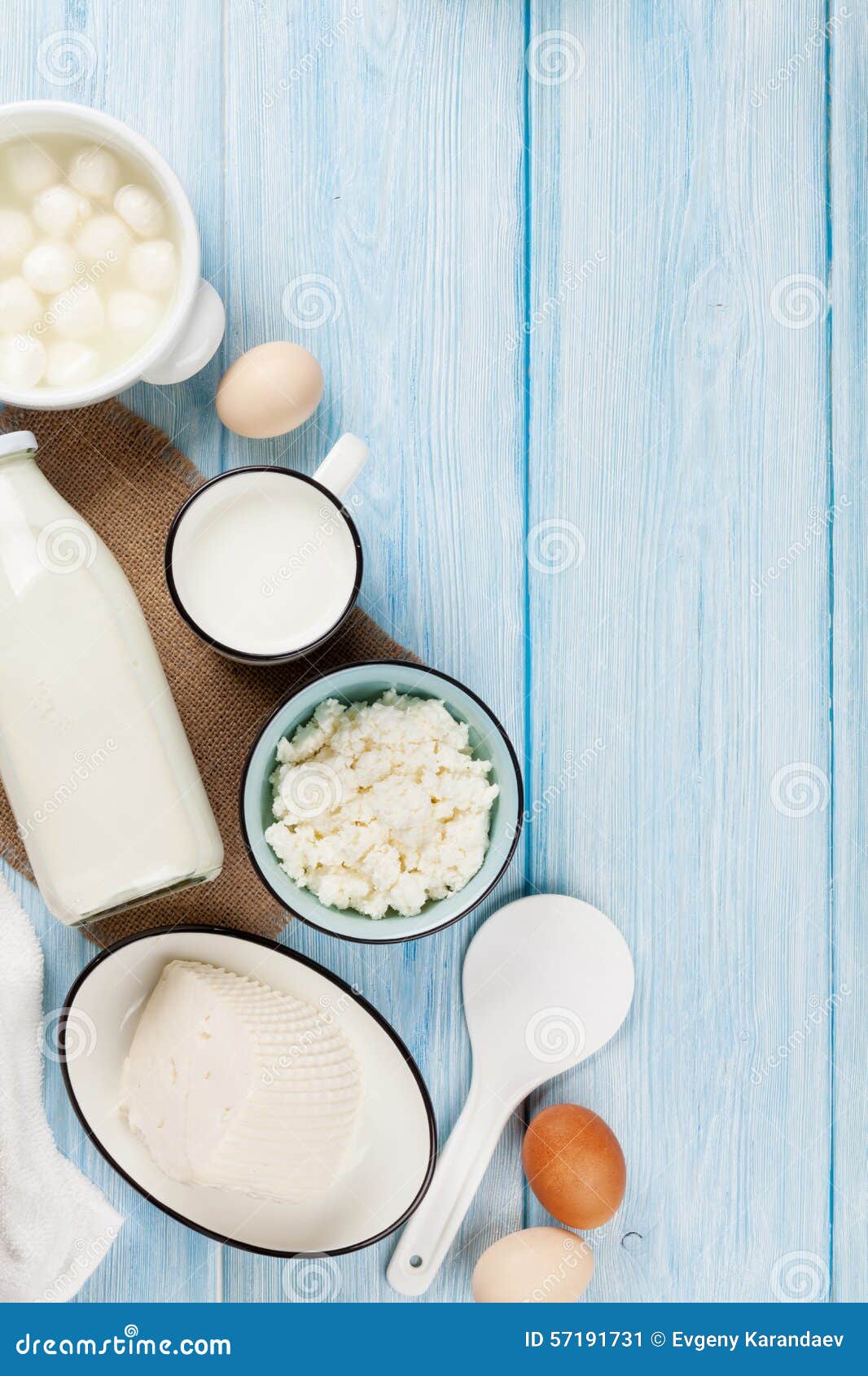 Zure Room, Melk, Kaas, Eieren En Yoghurt Stock Afbeelding - Image of ...