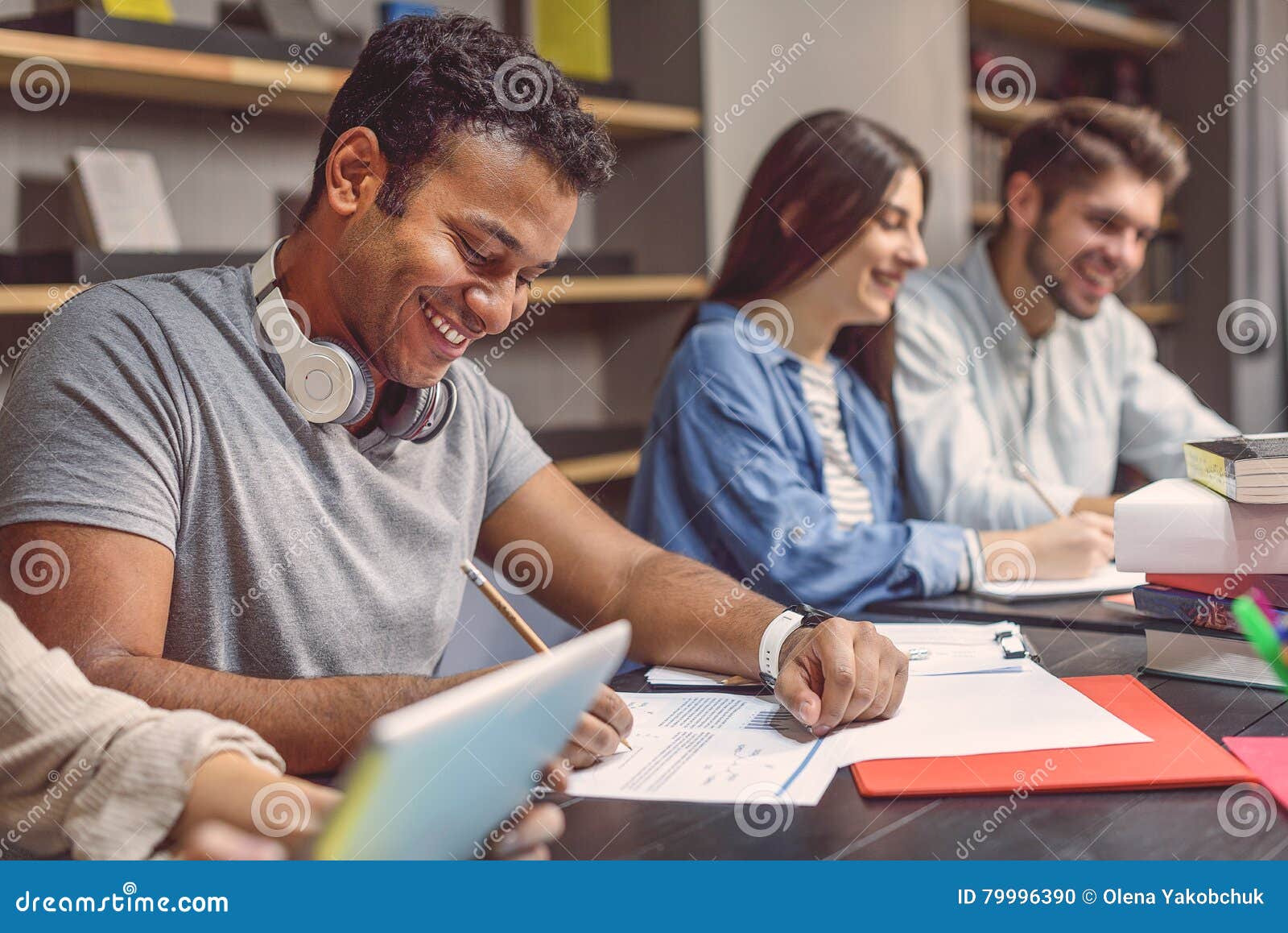 Zusammen Sitzende Und Studierende Studenten Stockfoto - Bild von ...