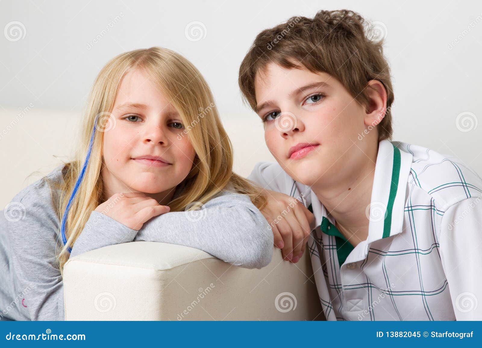 Zuster en broer stock afbeelding. Image of glimlach, vrolijk - 13882045