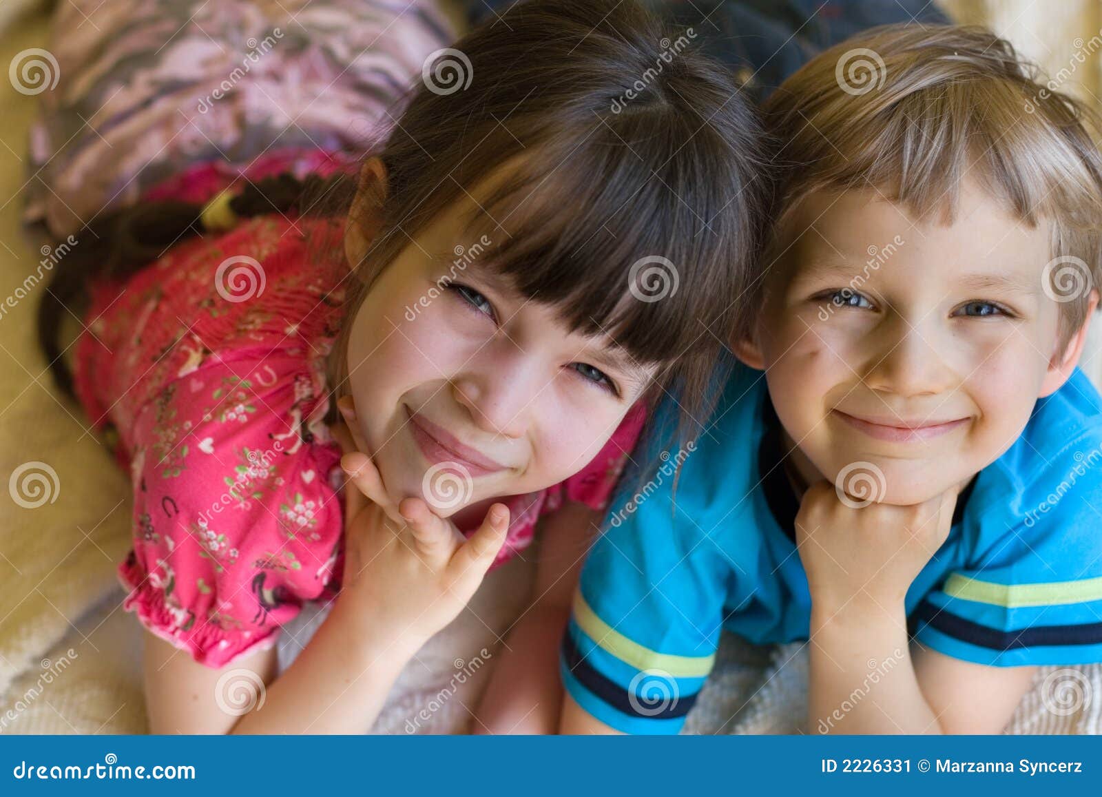 Zuster en broer stock afbeelding. Image of onderaan, verwant - 2226331