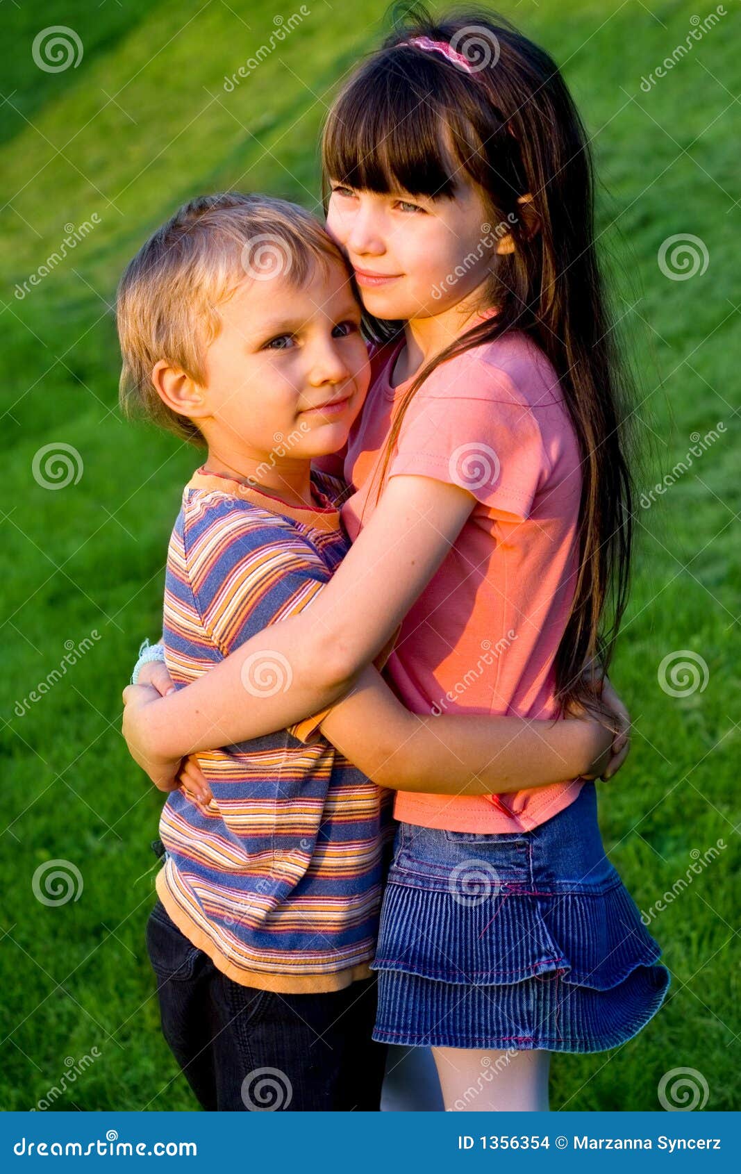 Zuster met broer stock foto. Image of kind, groen, liefde - 1356354