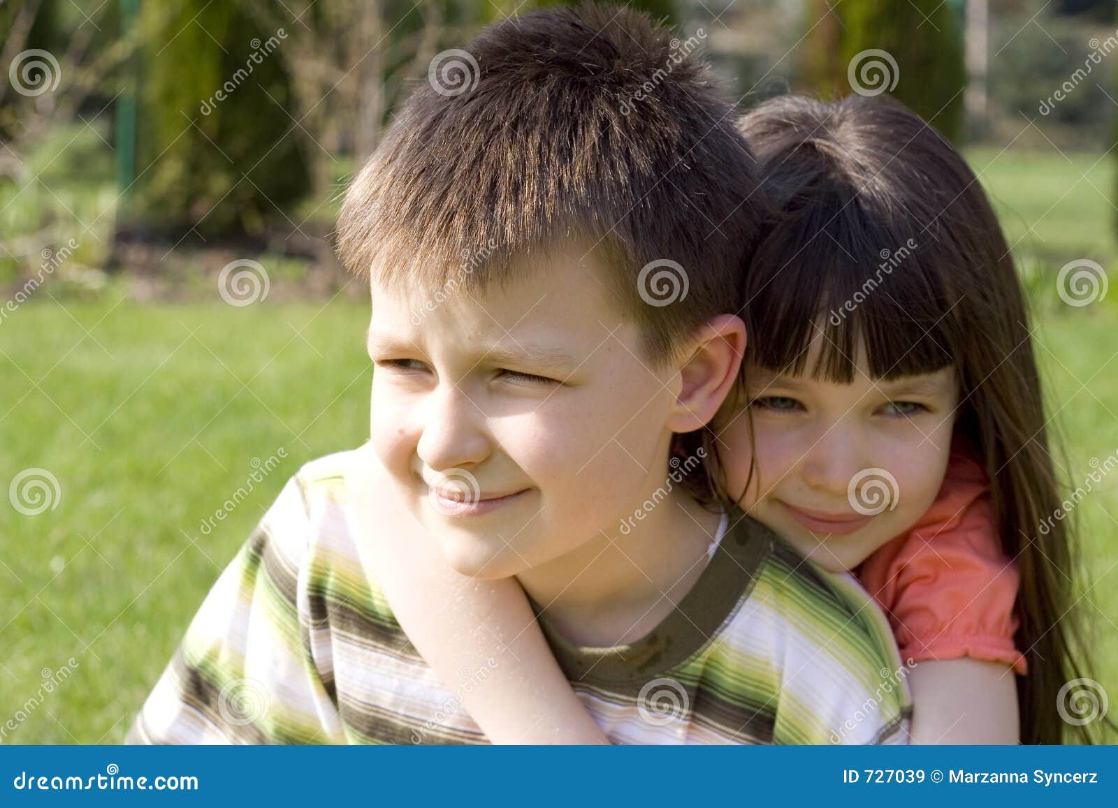 Zuster met broer stock afbeelding. Image of gezinsleden - 727039