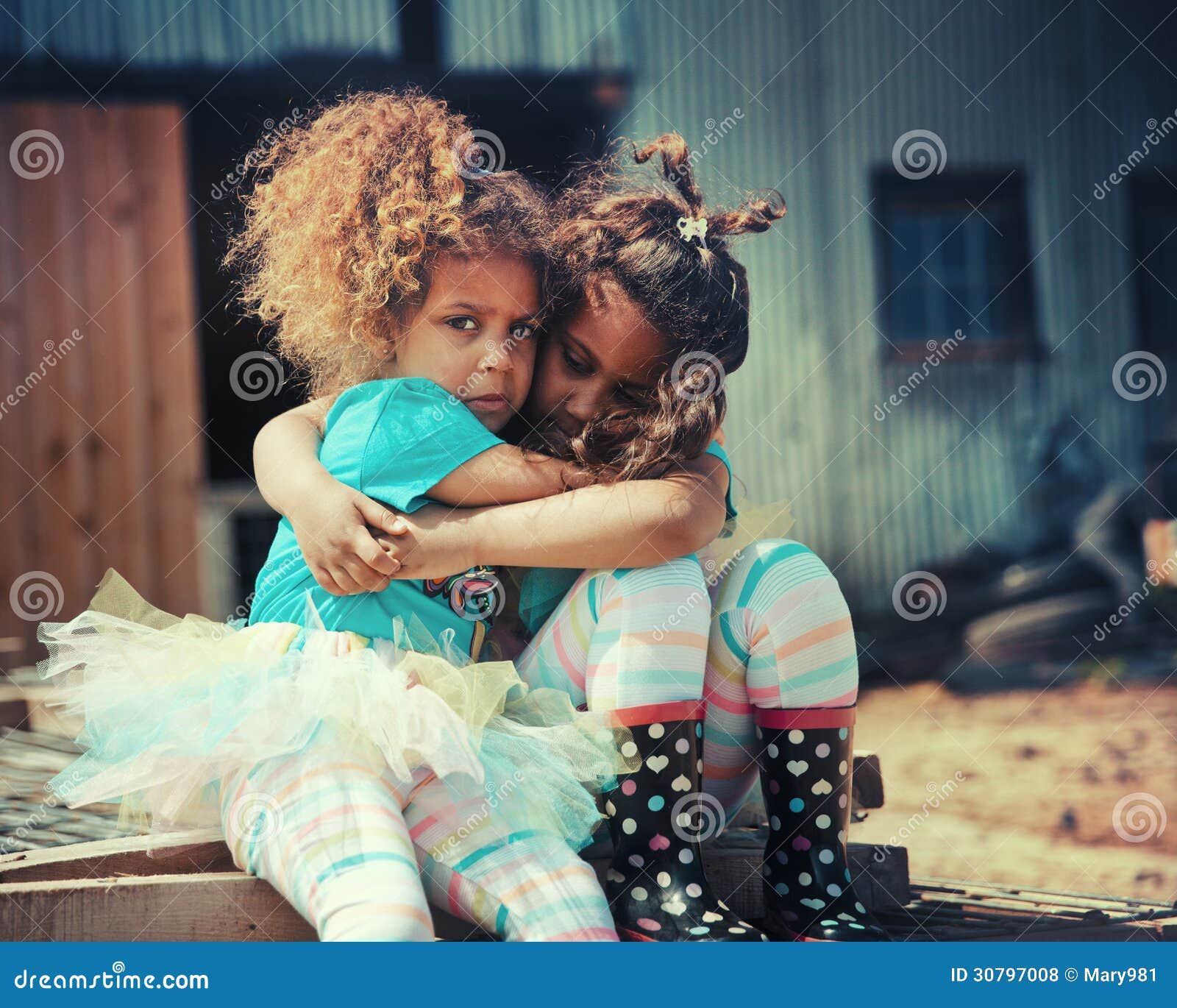 Zusters Die Elkaar Troosten Stock Foto - Image of emotie, gezicht: 30797008