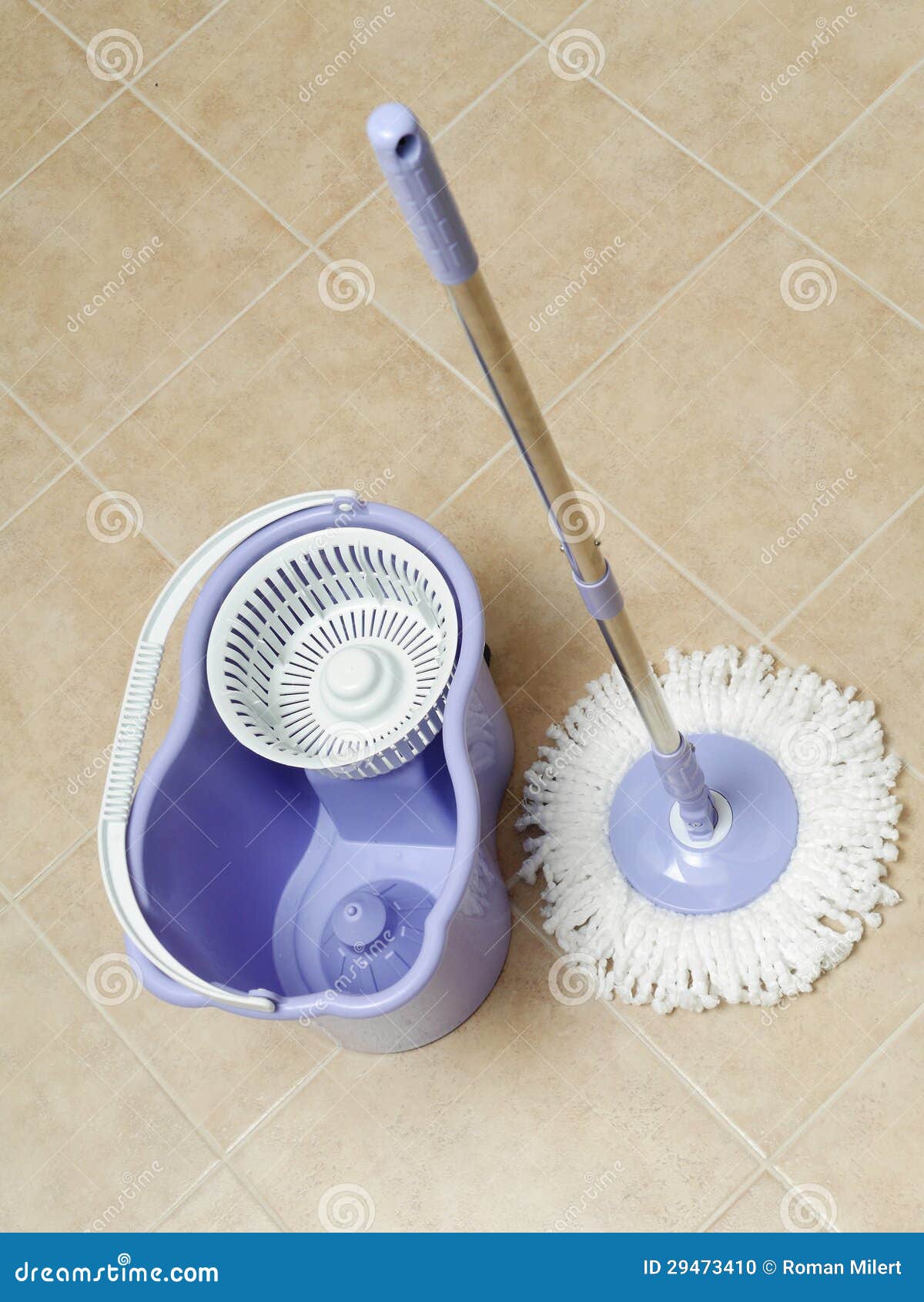 Zwabber en emmer stock foto. Image of emmer, leeg, roterend - 29473410