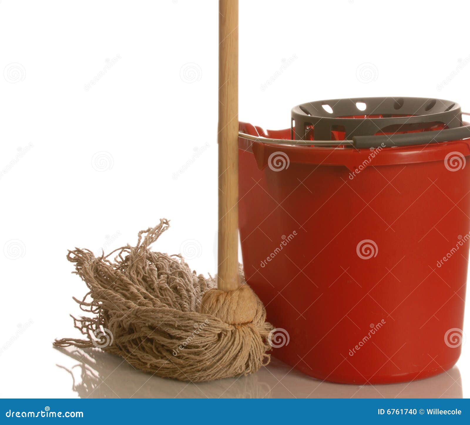 Zwabber en emmer stock foto. Image of vuil, vers, bezig - 6761740