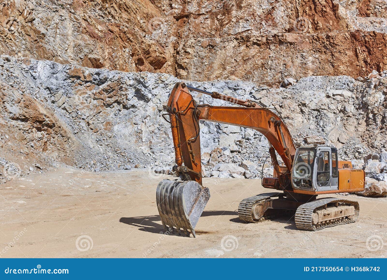 Zware Graafmachine Op Een Steengroeve. Graafmachines. Grondwerk Stock ...