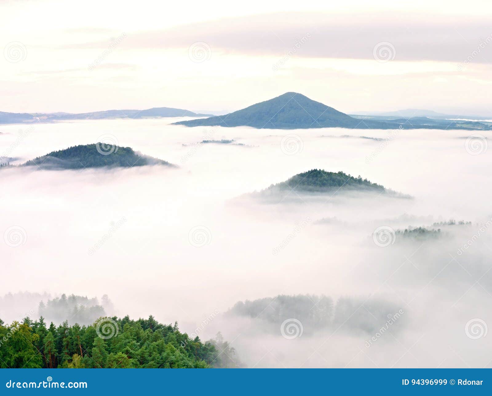 Zware Mist in Landschap Prachtige De Herfst Romige Mist Stock ...