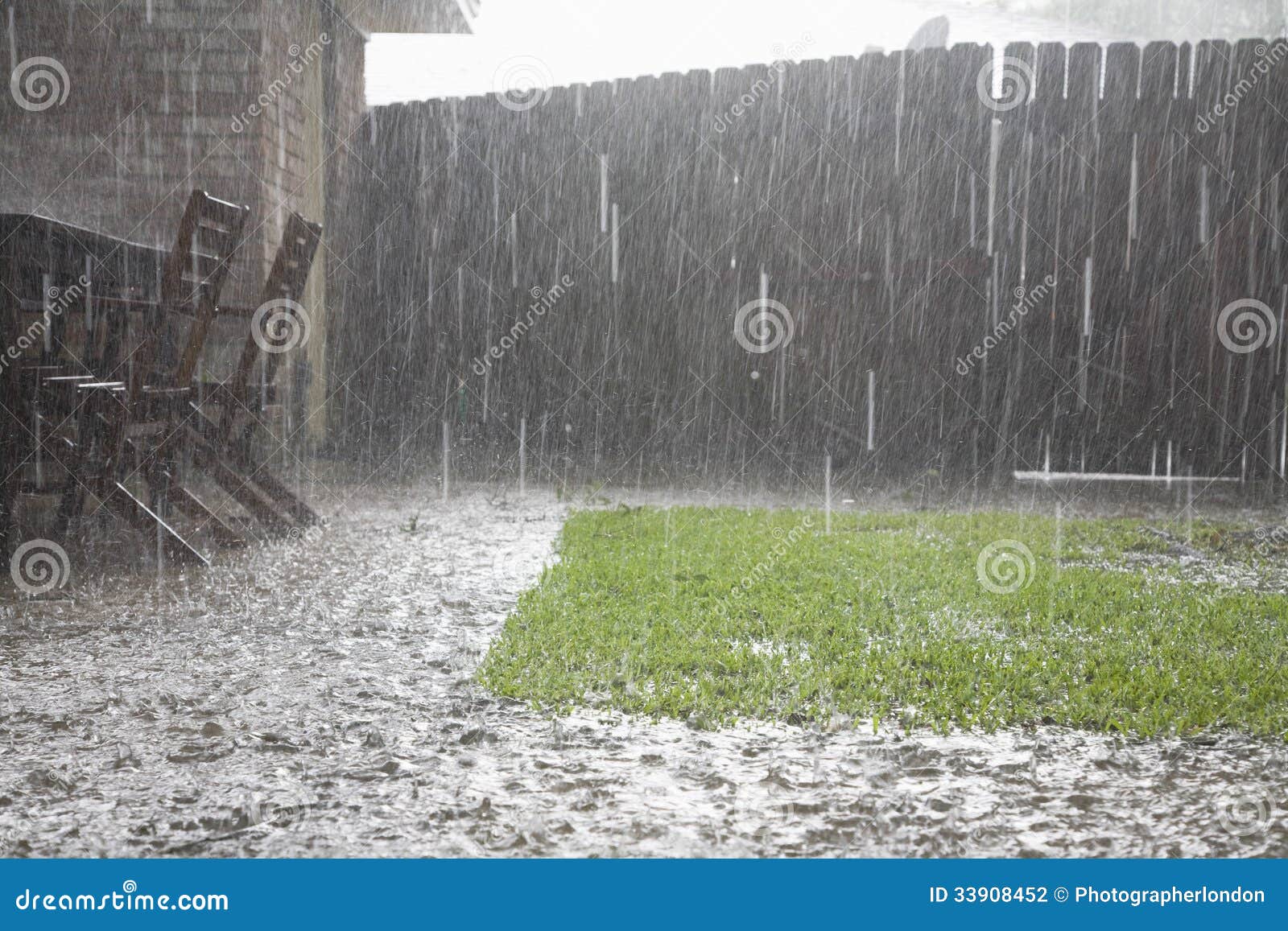 Zware Regens in Binnenplaats Stock Foto - Image of weer, douche: 33908452