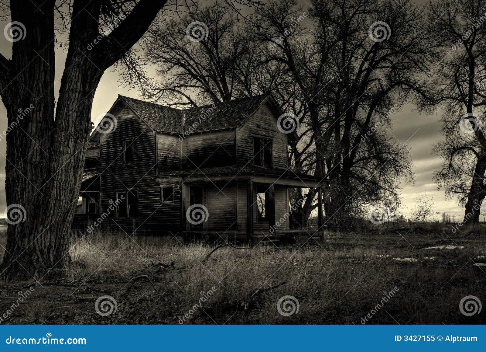 Zwart-wit spookhuis stock afbeelding. Image of nachtmerrie - 3427155