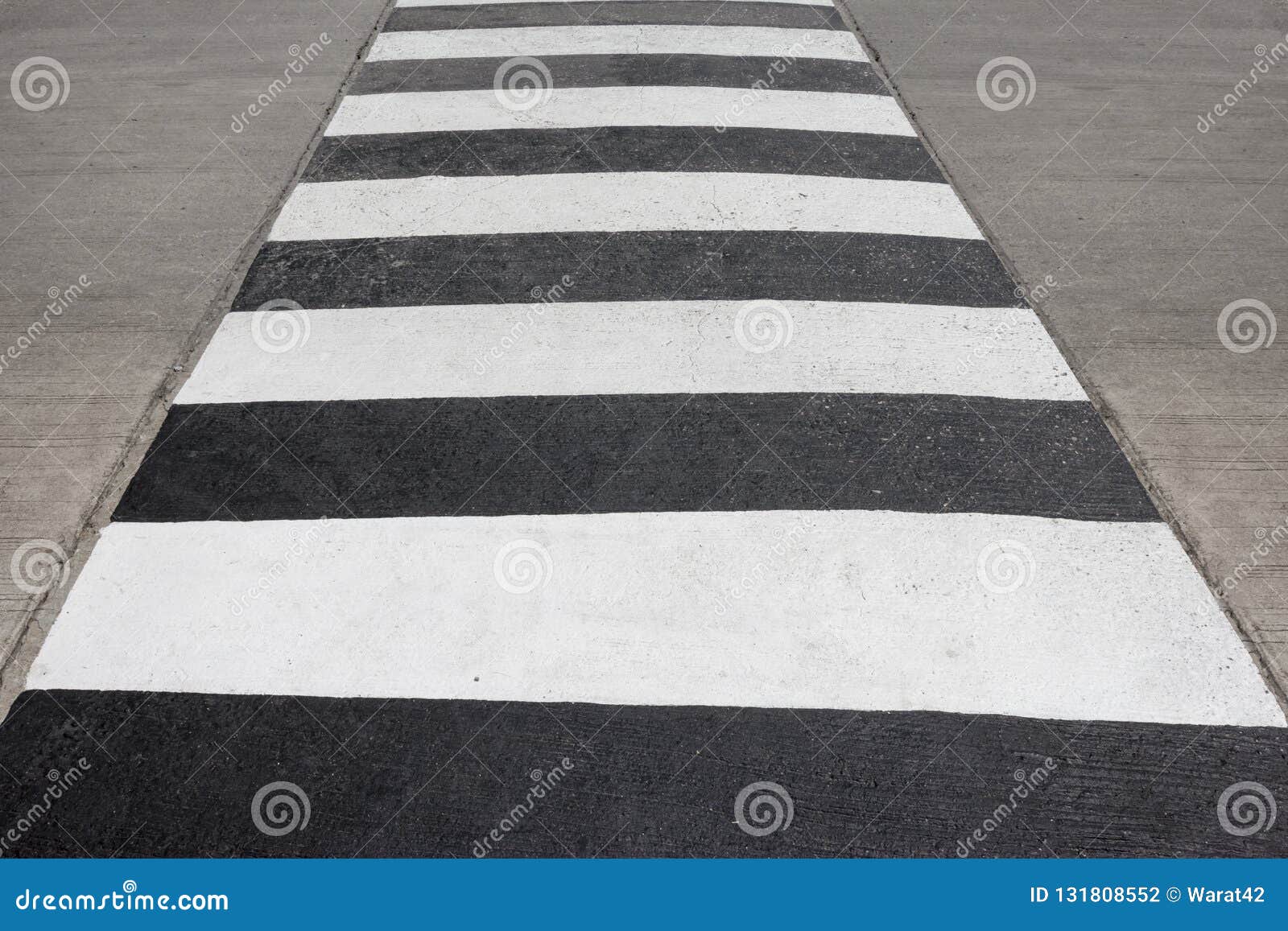 Zwart-wit zebrapad stock foto. Image of openlucht, bestrating - 131808552