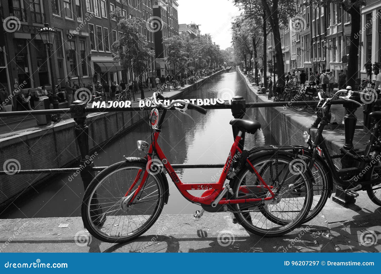 Zwart-witte Het Kanaal Rode Fiets Van Amsterdam Redactionele Fotografie ...