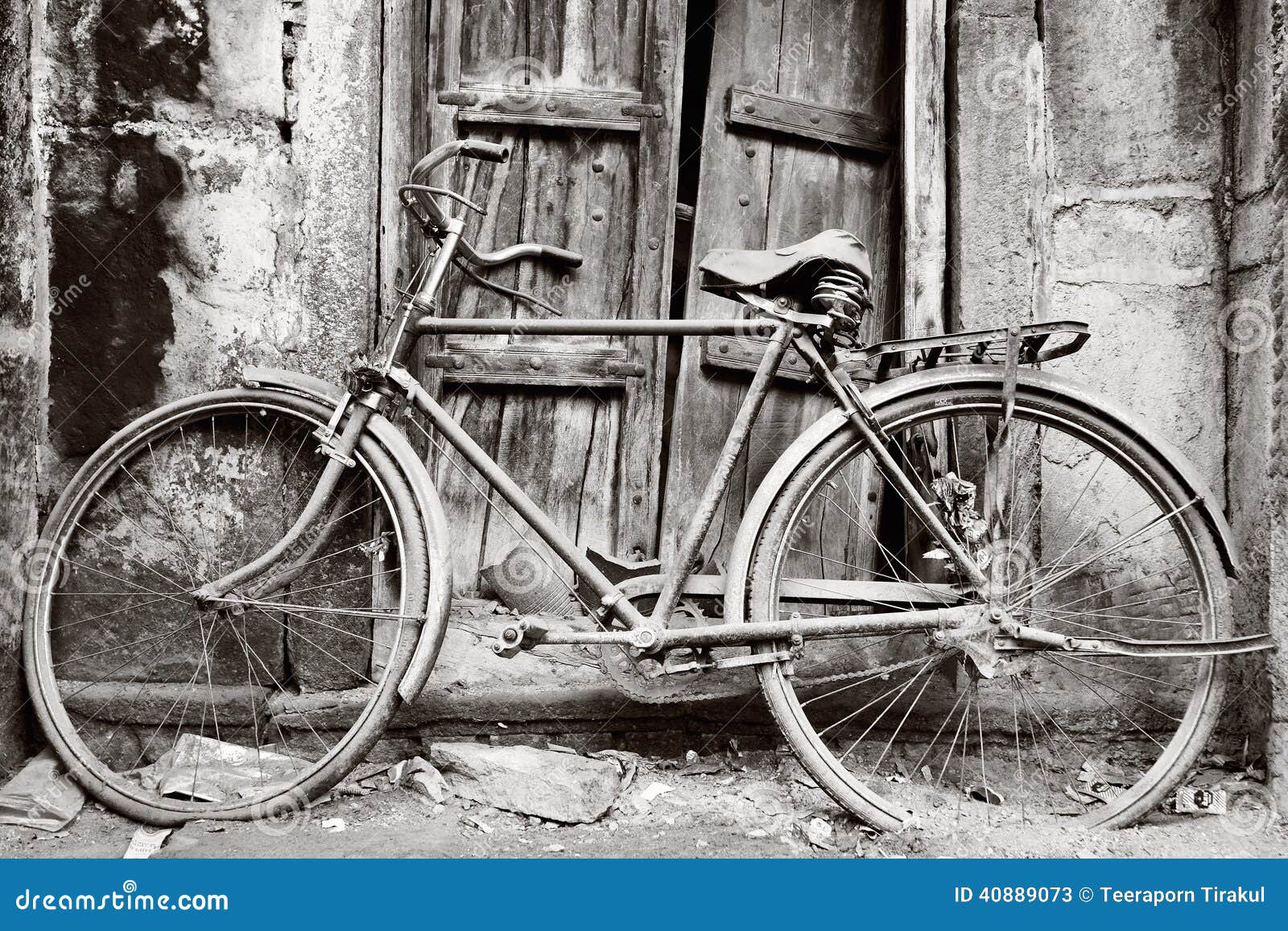 Zwart-witte oude fiets stock afbeelding. Image of openlucht - 40889073