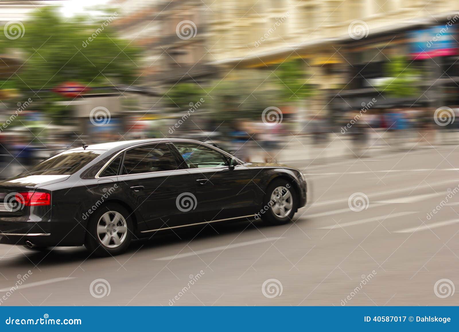 Zwarte auto op weg stock afbeelding. Image of zwart, auto - 40587017