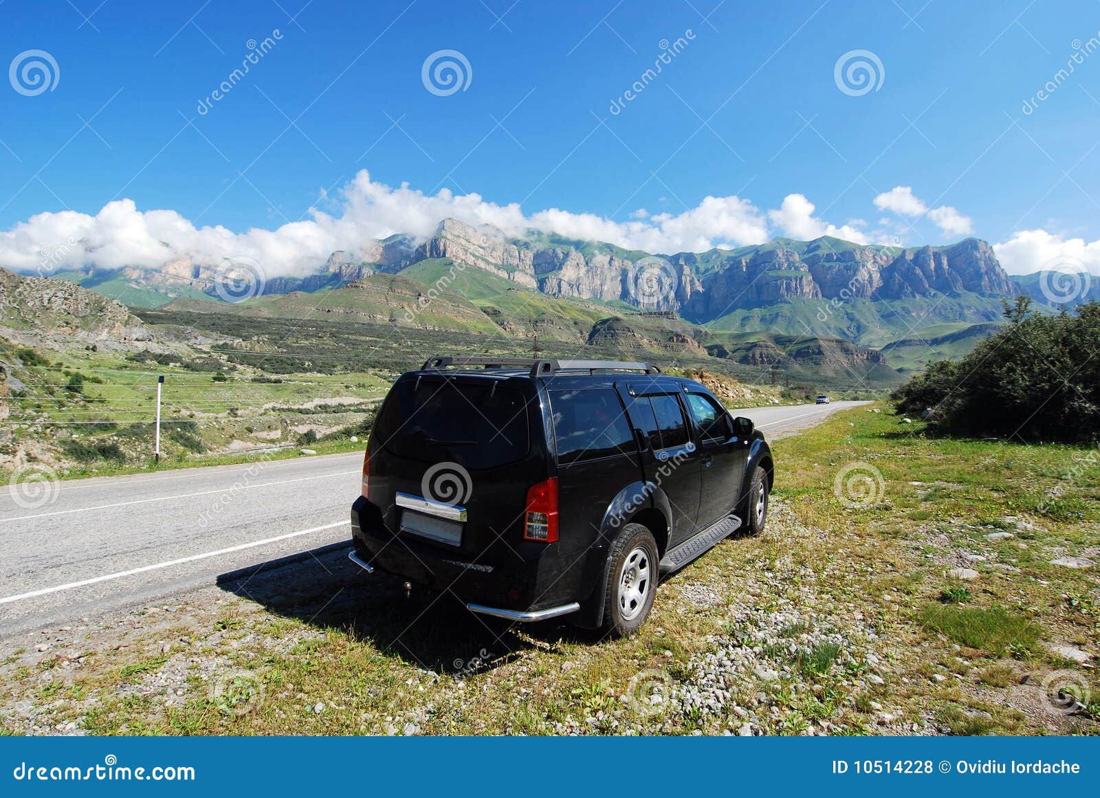 Zwarte Auto Op Weg Aan Bergen Stock Foto - Image of groen, wolken: 10514228