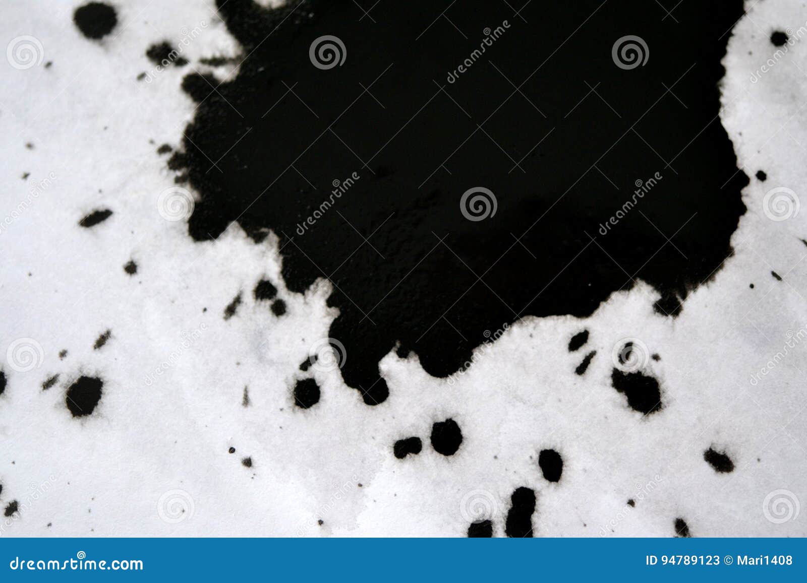 Zwarte Die Inkt Over Wit Close-updocument Wordt Vervoerd Stock ...