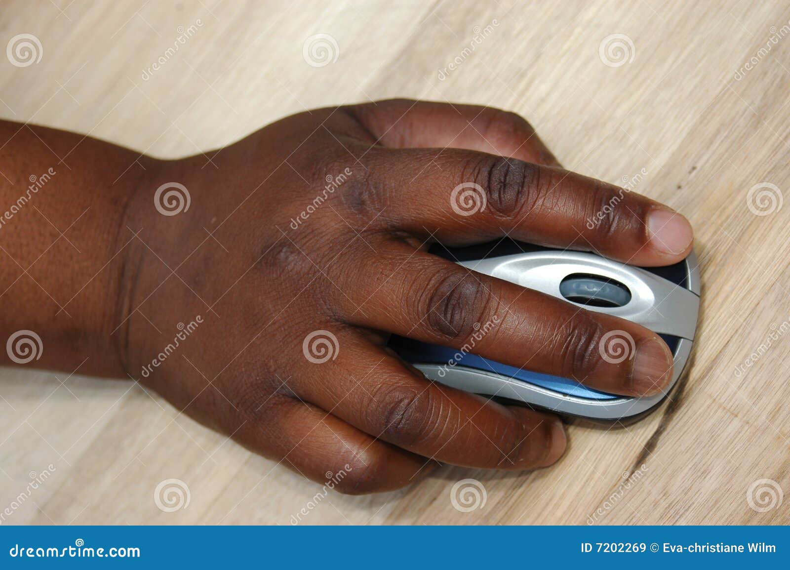 Zwarte hand op muis stock afbeelding. Image of mededeling - 7202269