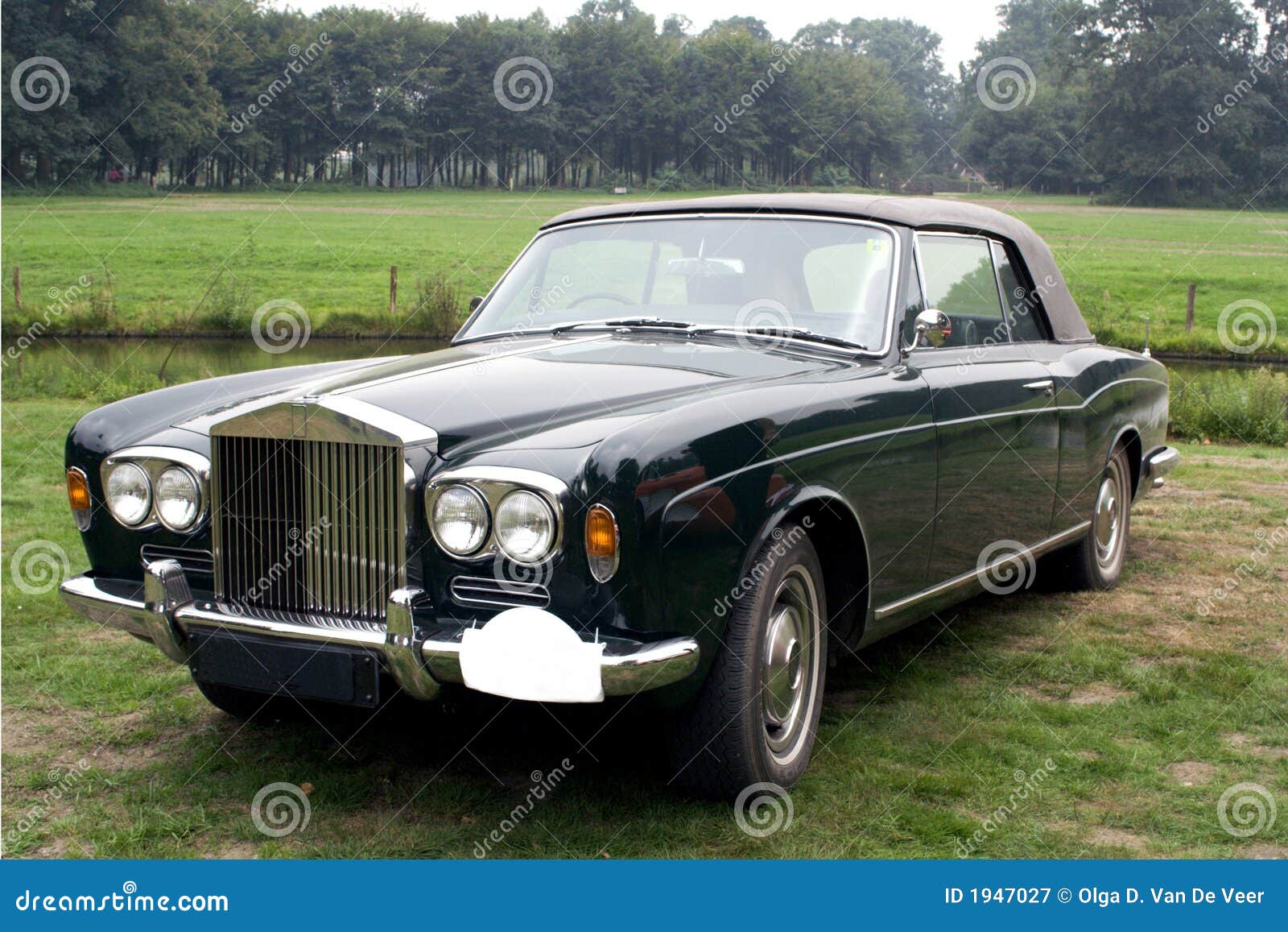 Zwarte klassieke auto stock afbeelding. Image of stootkussen - 1947027