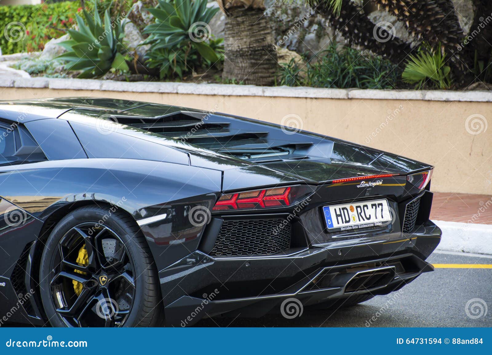 Zwarte Lamborghini-auto Op De Straat Redactionele Stock Afbeelding ...