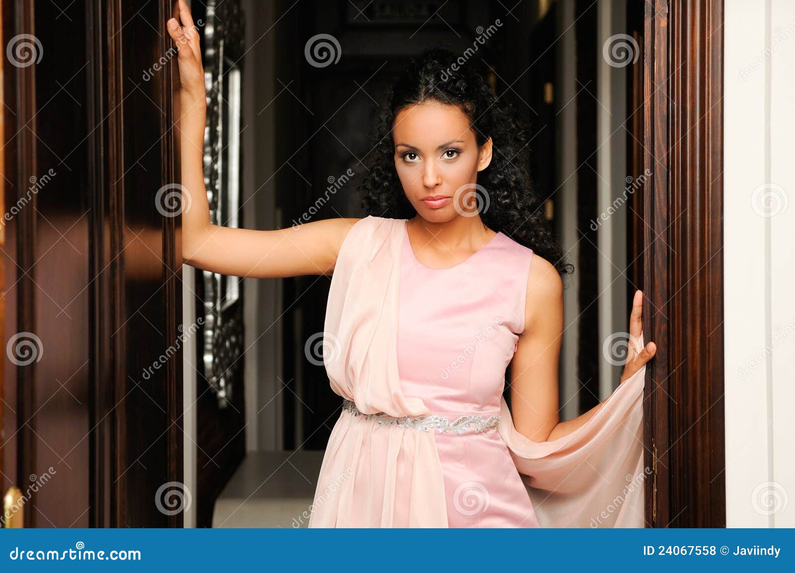 Zwarte, Model Van Manier, Met Roze Kleding Stock Foto - Image of ...