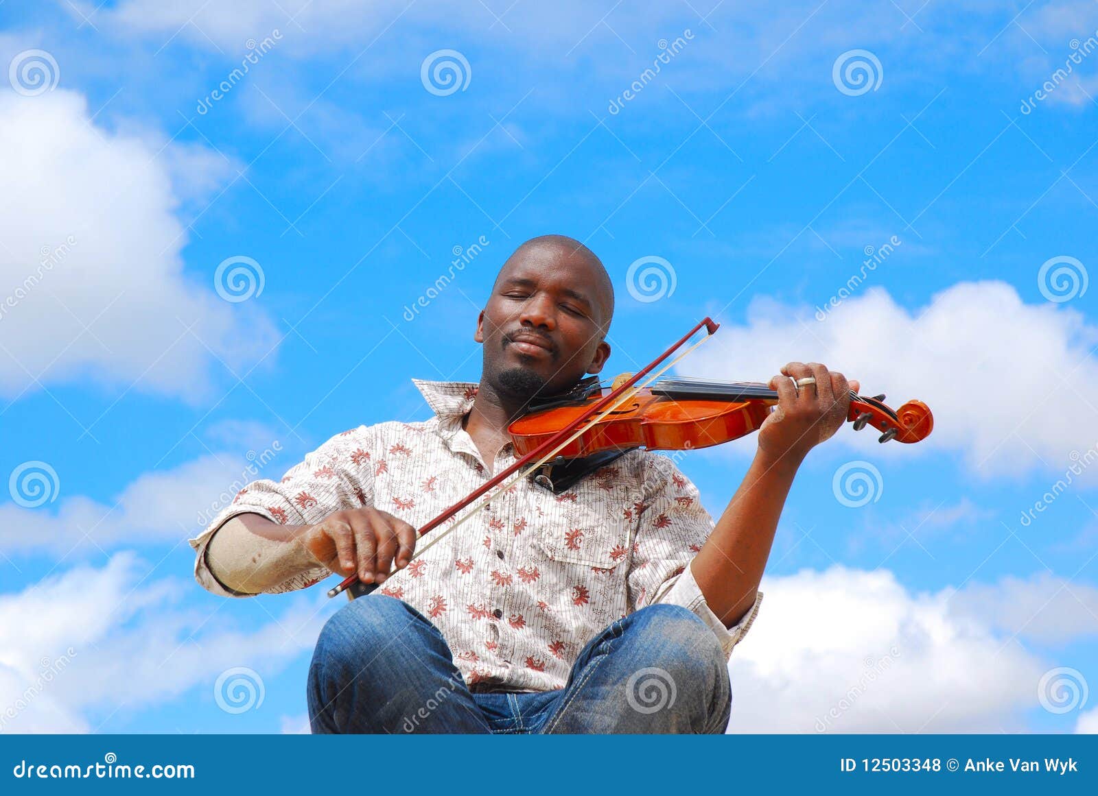 Zwarte violist stock foto. Image of knap, horizontaal - 12503348