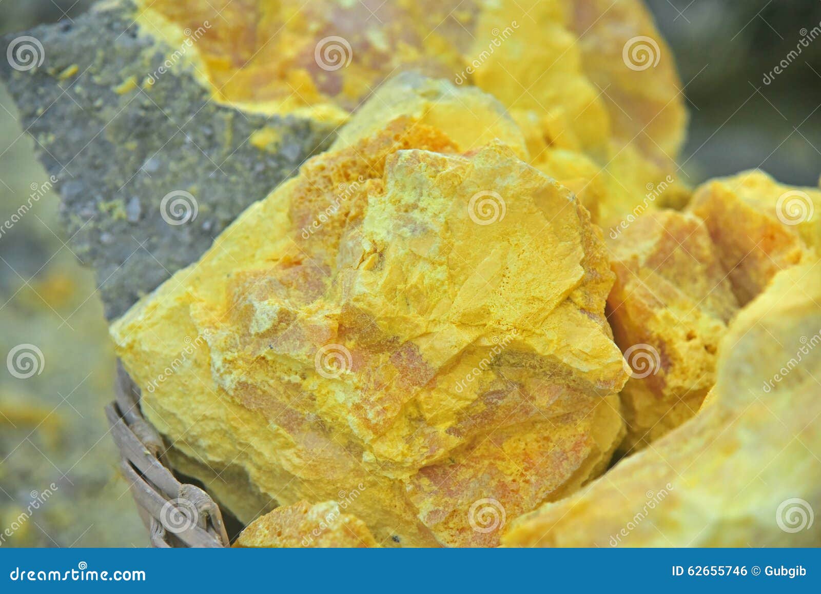 Zwavel stock foto. Image of kleur, mijnbouw, indonesië - 62655746