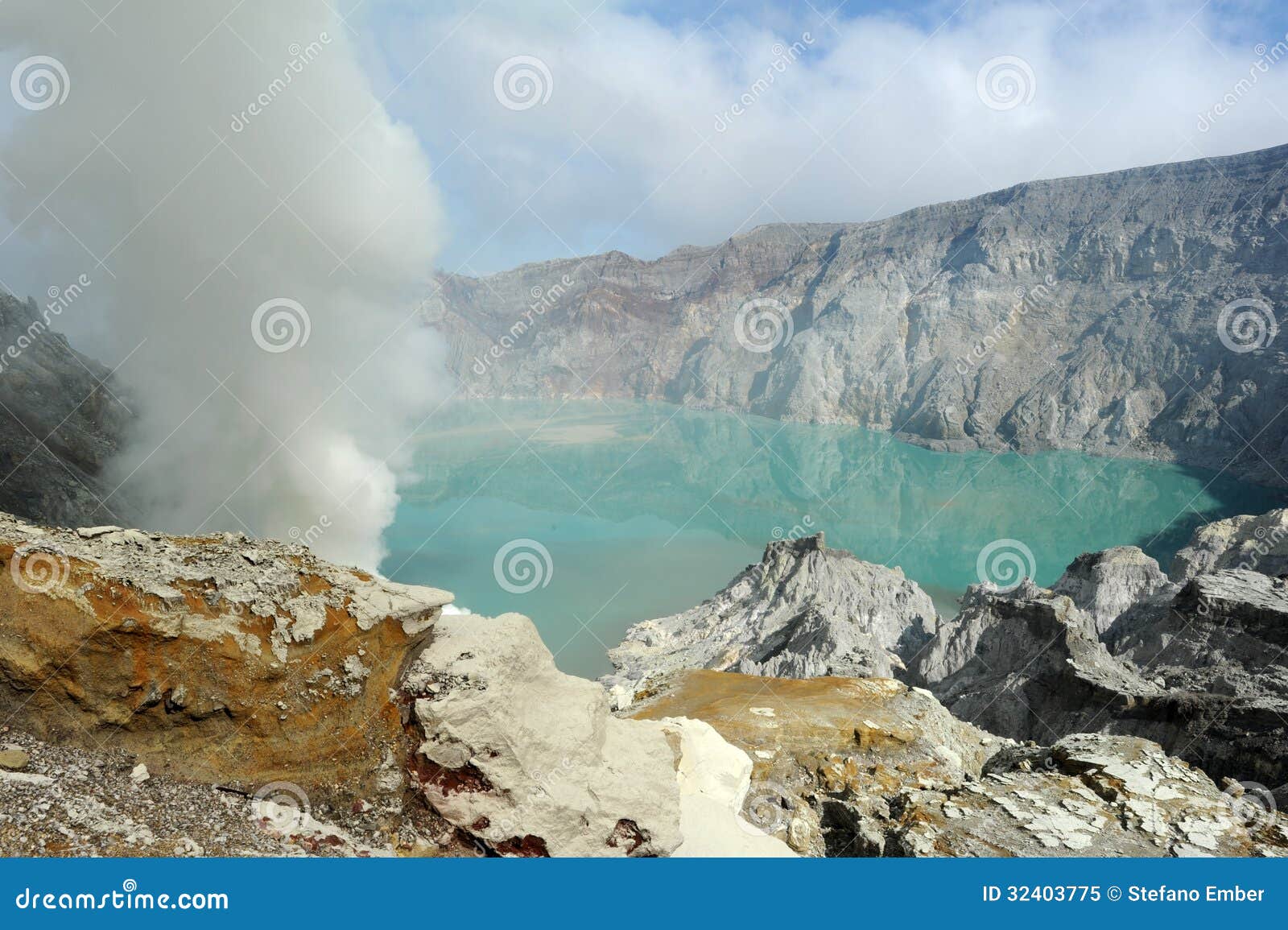 Zwavelmeer Van Vulkaan Ijen Op Het Eiland Java Stock Afbeelding - Image ...