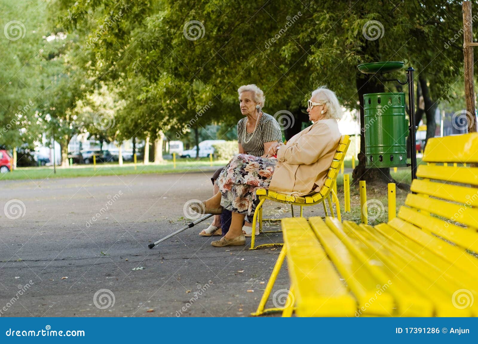Zwei alte Damen im Park redaktionelles foto. Bild von freifrau - 17391286