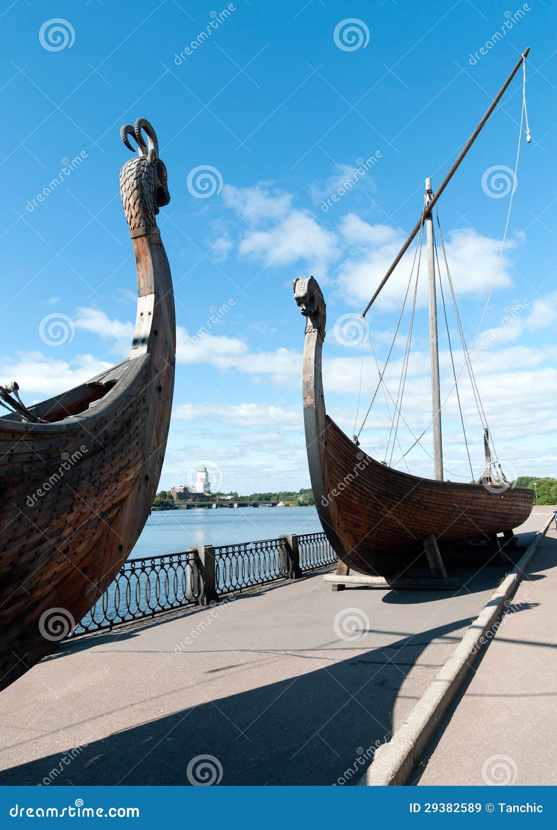 Zwei Alte Drakkar Boote Der Wikinger Stockbild - Bild von wasser ...