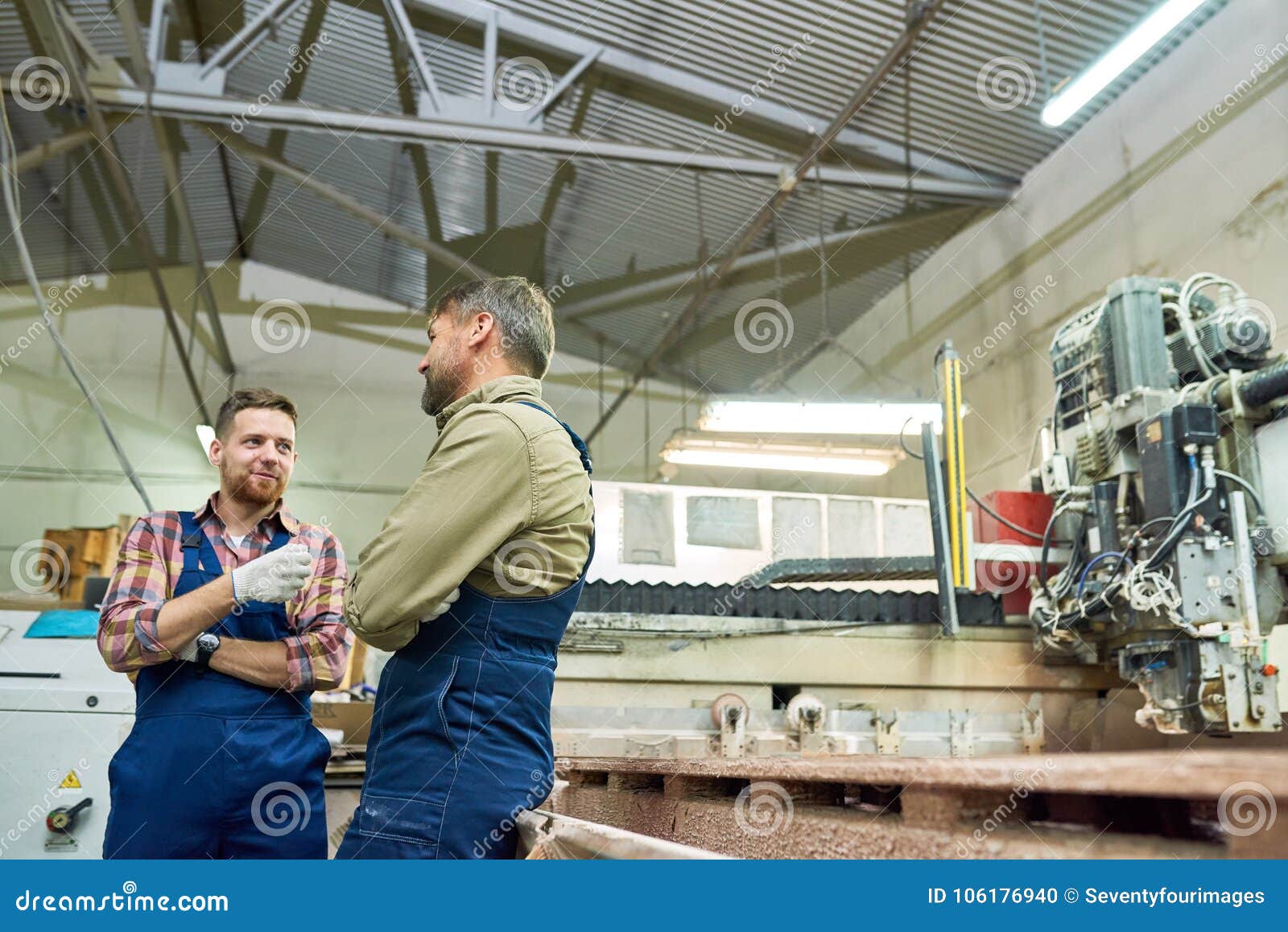 Zwei Arbeiter, Die in Der Werkstatt Plaudern Stockfoto - Bild von ...