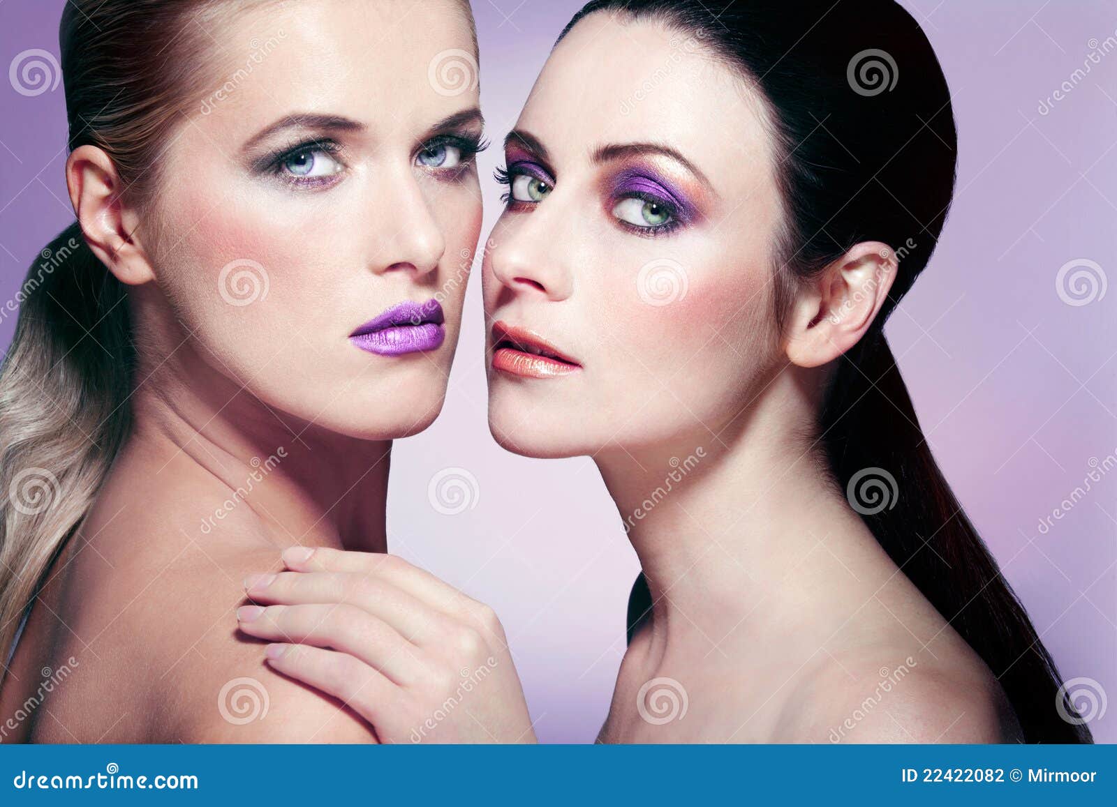 Zwei Attraktive Junge Frauen Mit Schöner Verfassung Stockfoto Bild