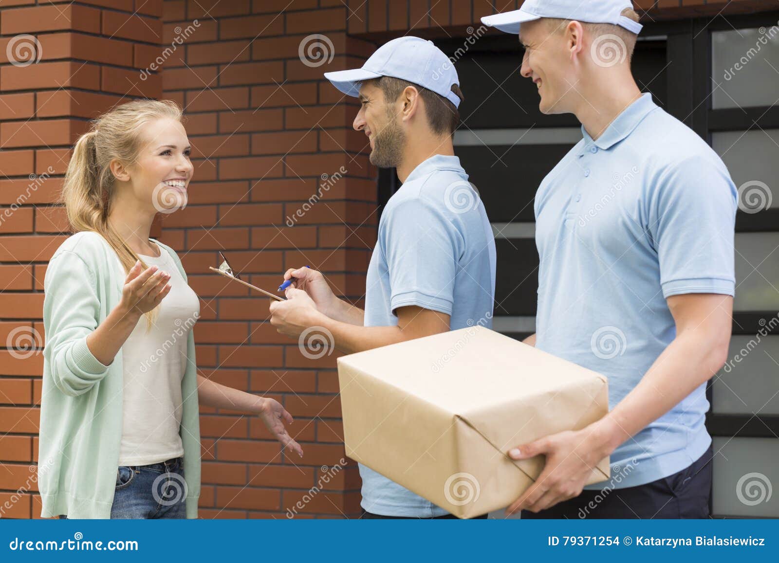 Zwei Berufskuriere, Die Ein Paket Liefern Stockfoto - Bild von pappe ...