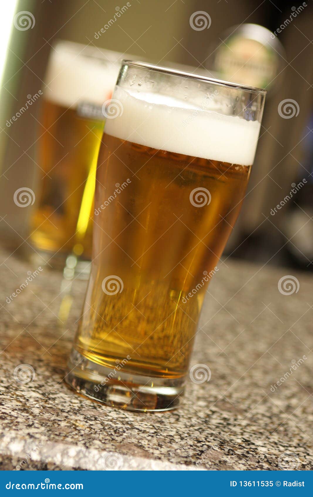 Zwei Biere stockbild. Bild von flüssigkeit, hell, kaffee - 13611535
