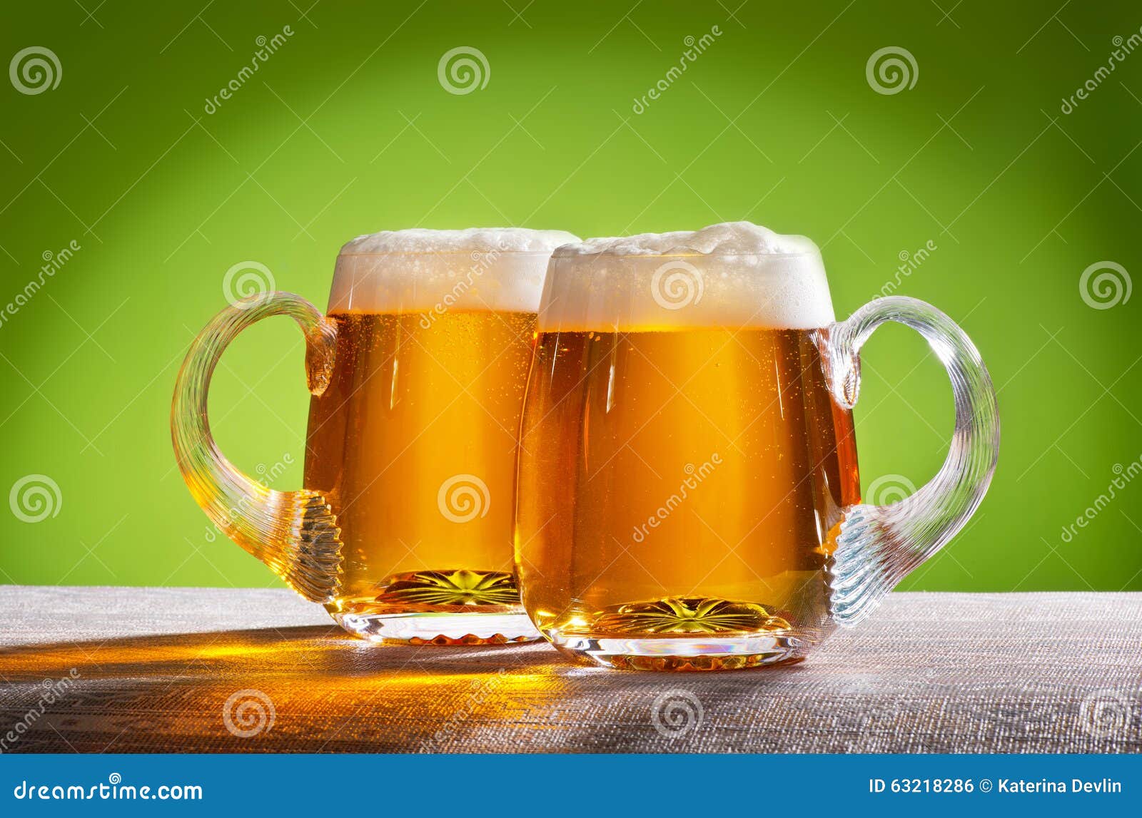 Zwei Biere auf dem Tisch stockfoto. Bild von getränk - 63218286
