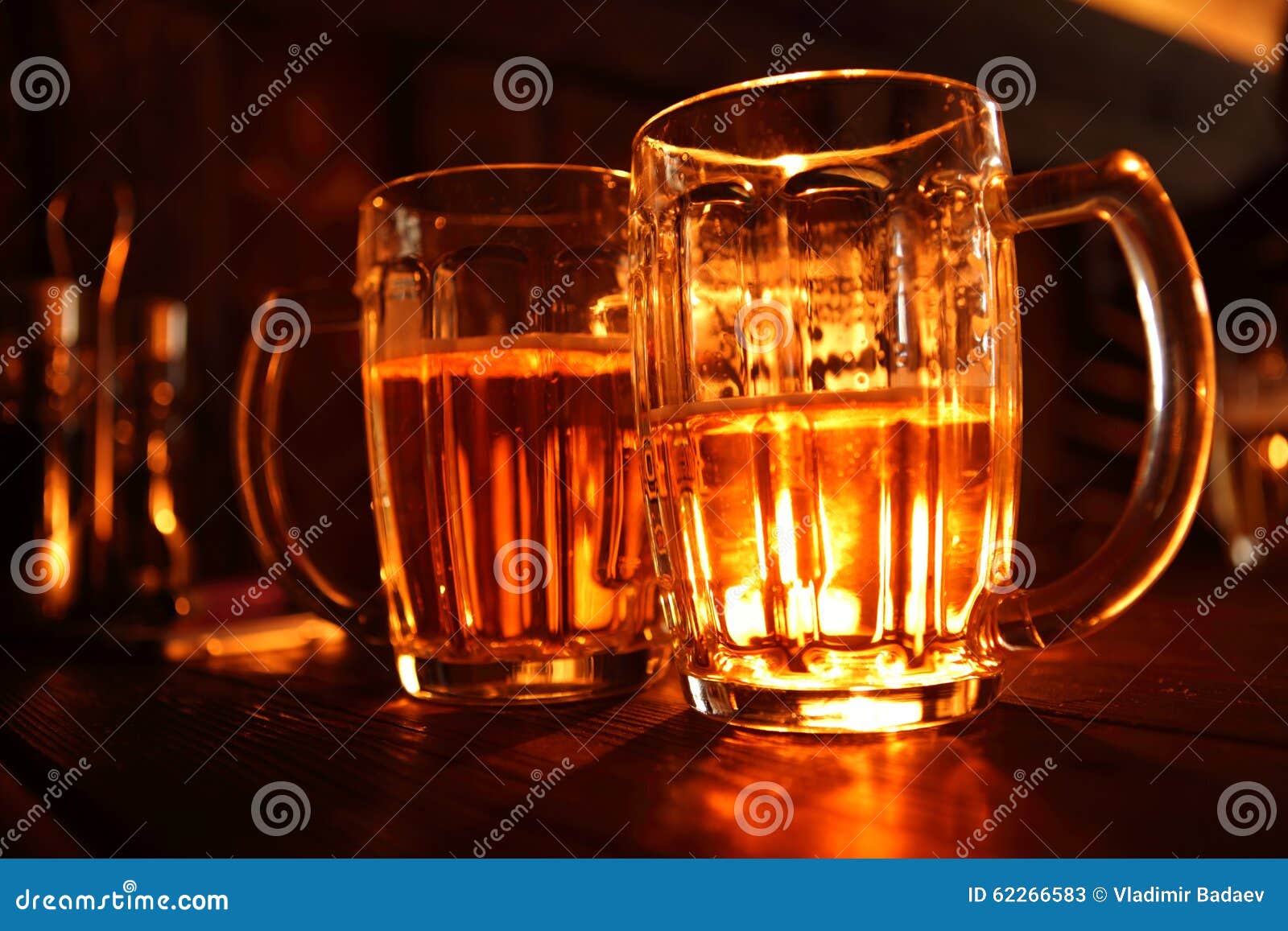 Zwei Biere Auf Einer Tabelle in Einer Bar Stockbild - Bild von hölzern ...