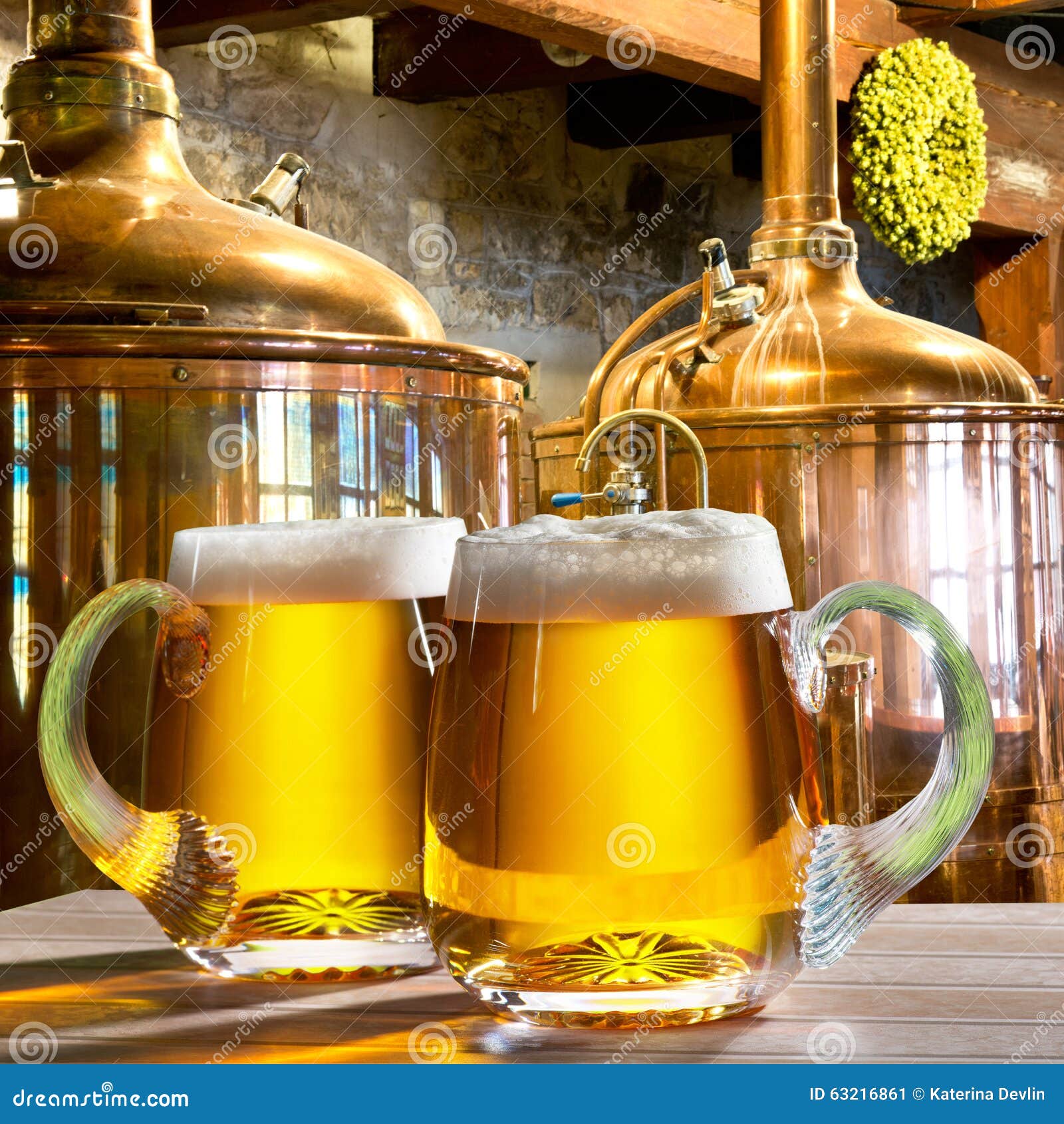 Zwei Biere in der Brauerei stockbild. Bild von tabelle - 63216861