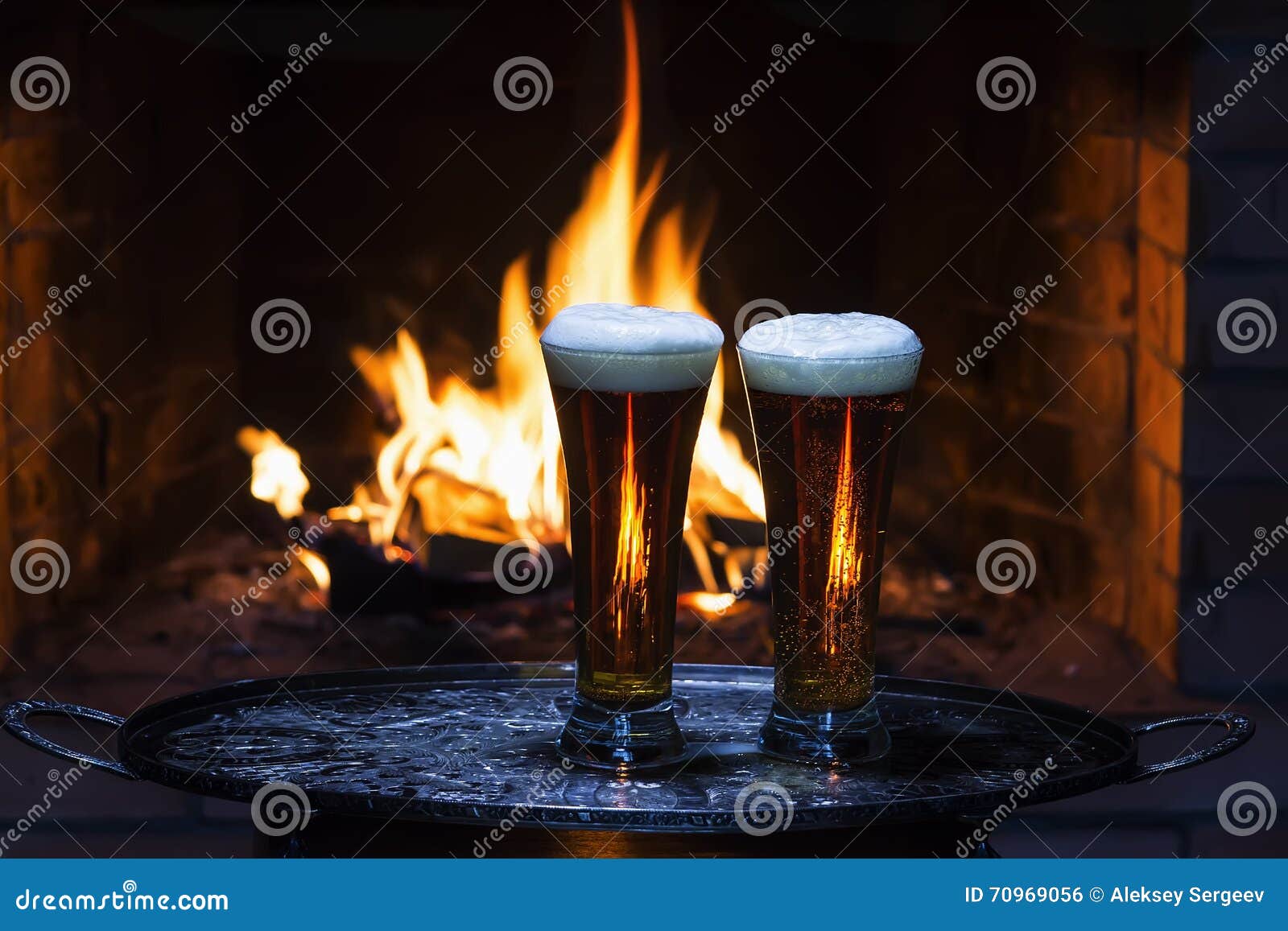 Zwei Biere Mit Kamin Auf Hintergrund Stockfoto - Bild von feuer, stab ...