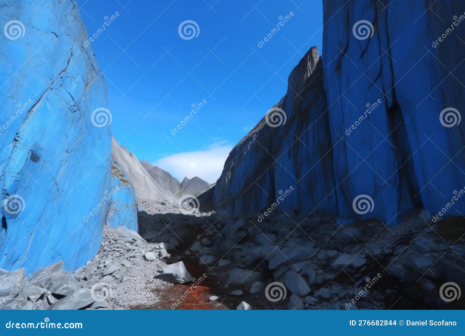 Zwei Blaue Bautrockner Stehen In Einem Kellerraum Vor Einer ... Zwei Blaue Bautrockner Stehen In Einem Kellerraum Vor Einer ...