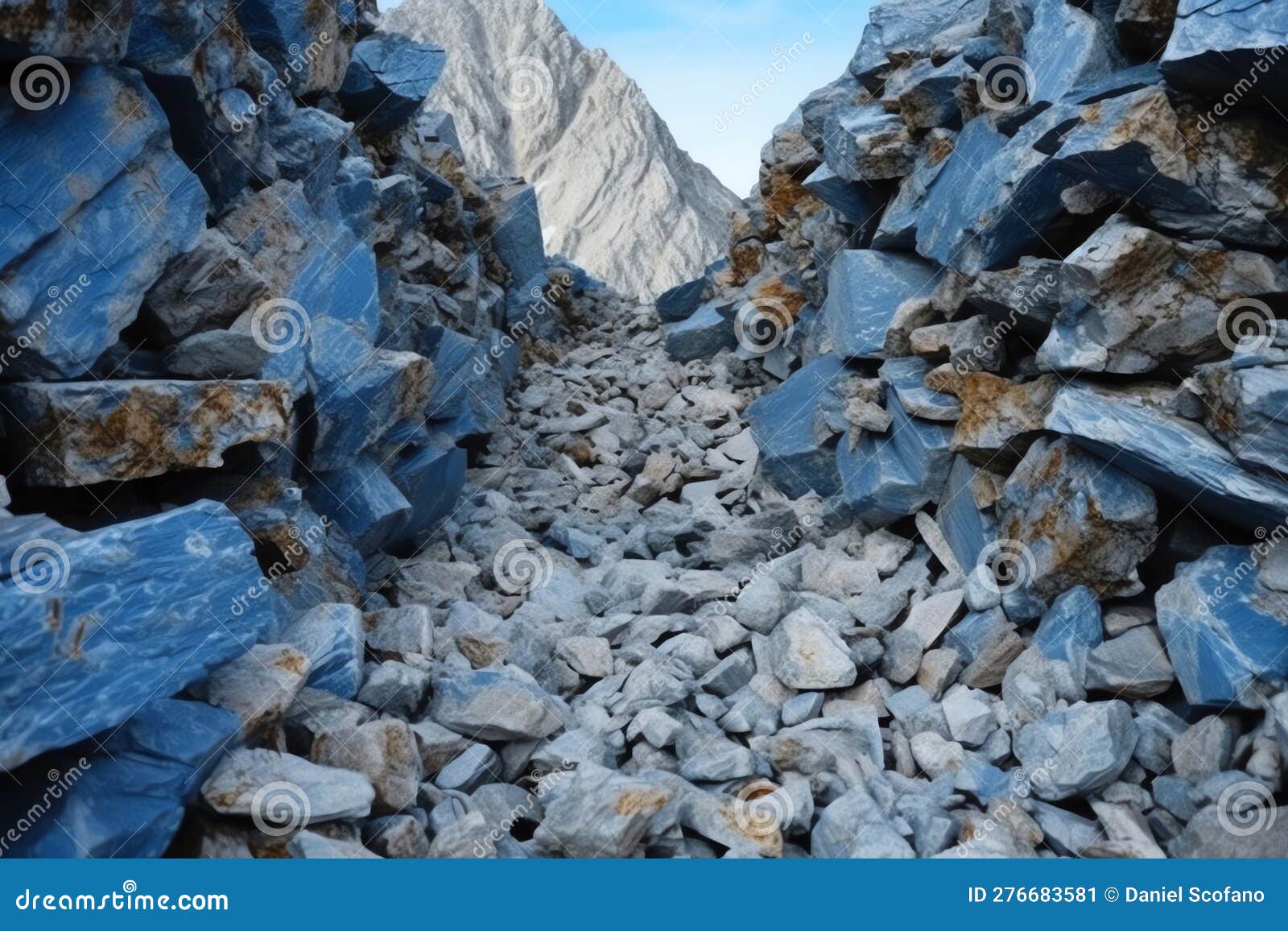 Zwei Blaue Bautrockner Stehen In Einem Kellerraum Vor Einer ... Zwei Blaue Bautrockner Stehen In Einem Kellerraum Vor Einer ...
