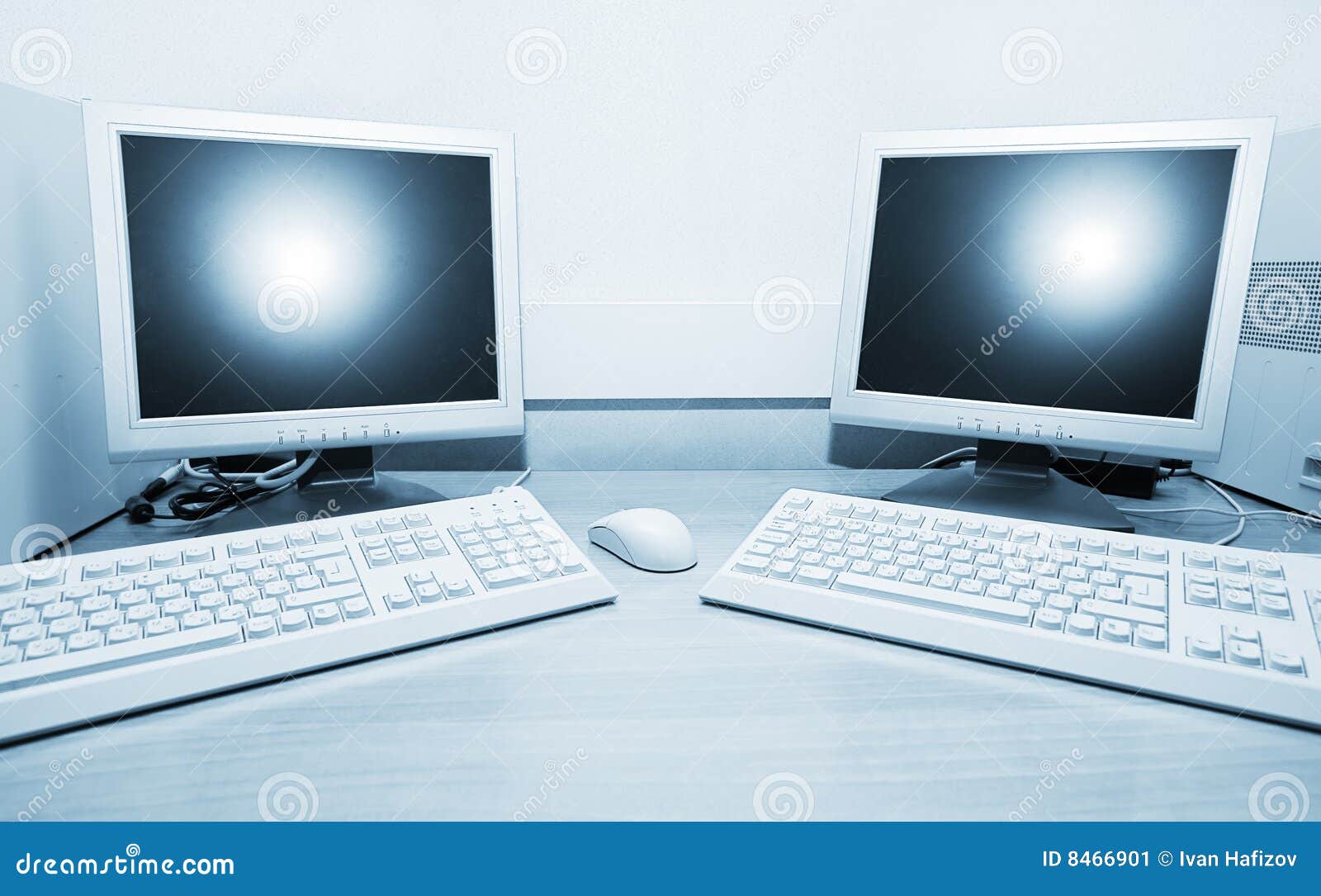 Zwei Computer stockbild. Bild von schreibtisch, netz, internet - 8466901