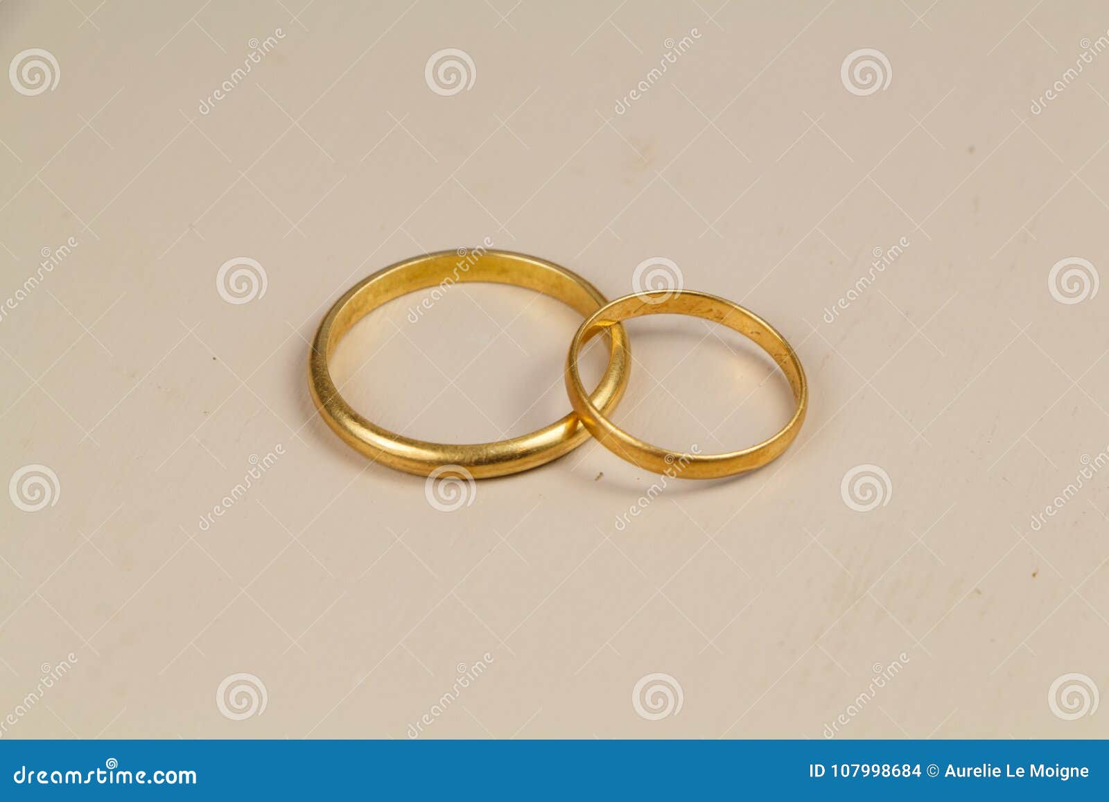 Zwei Eheringe im Gold stockfoto. Bild von juwel, gefühl - 107998684