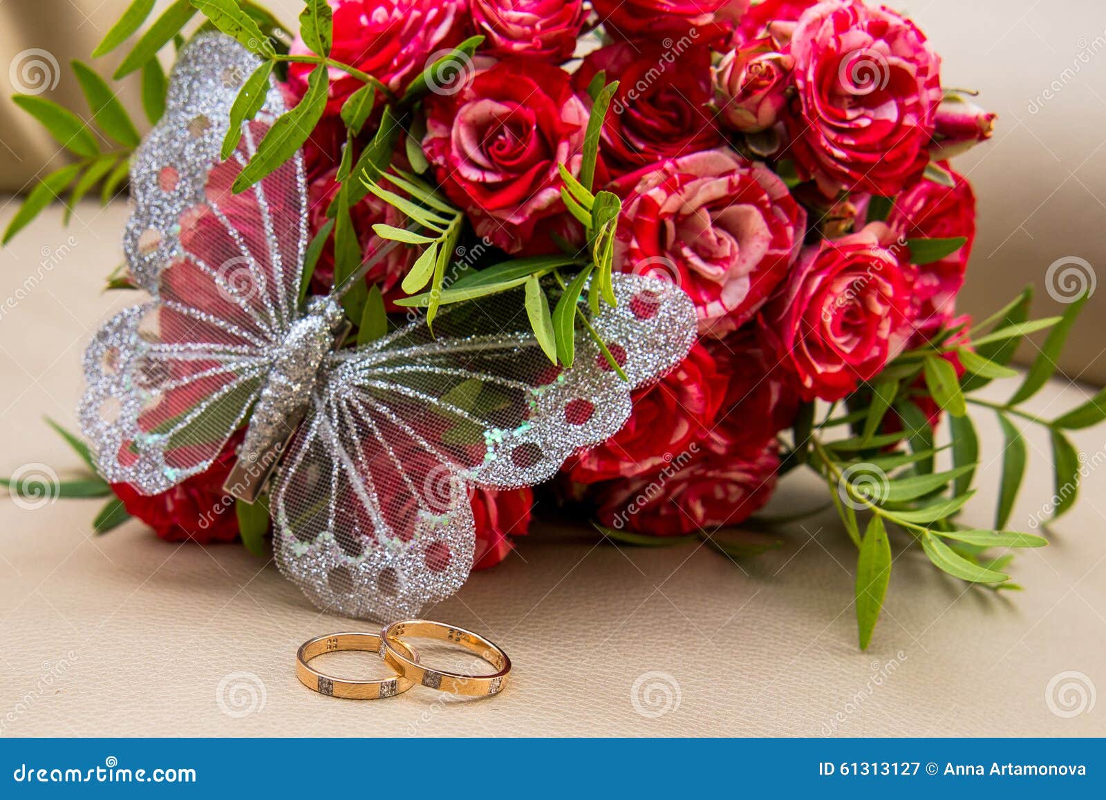 Zwei Eheringe, Rote Rosen Arsenie-Schmetterling Stockbild - Bild von ...