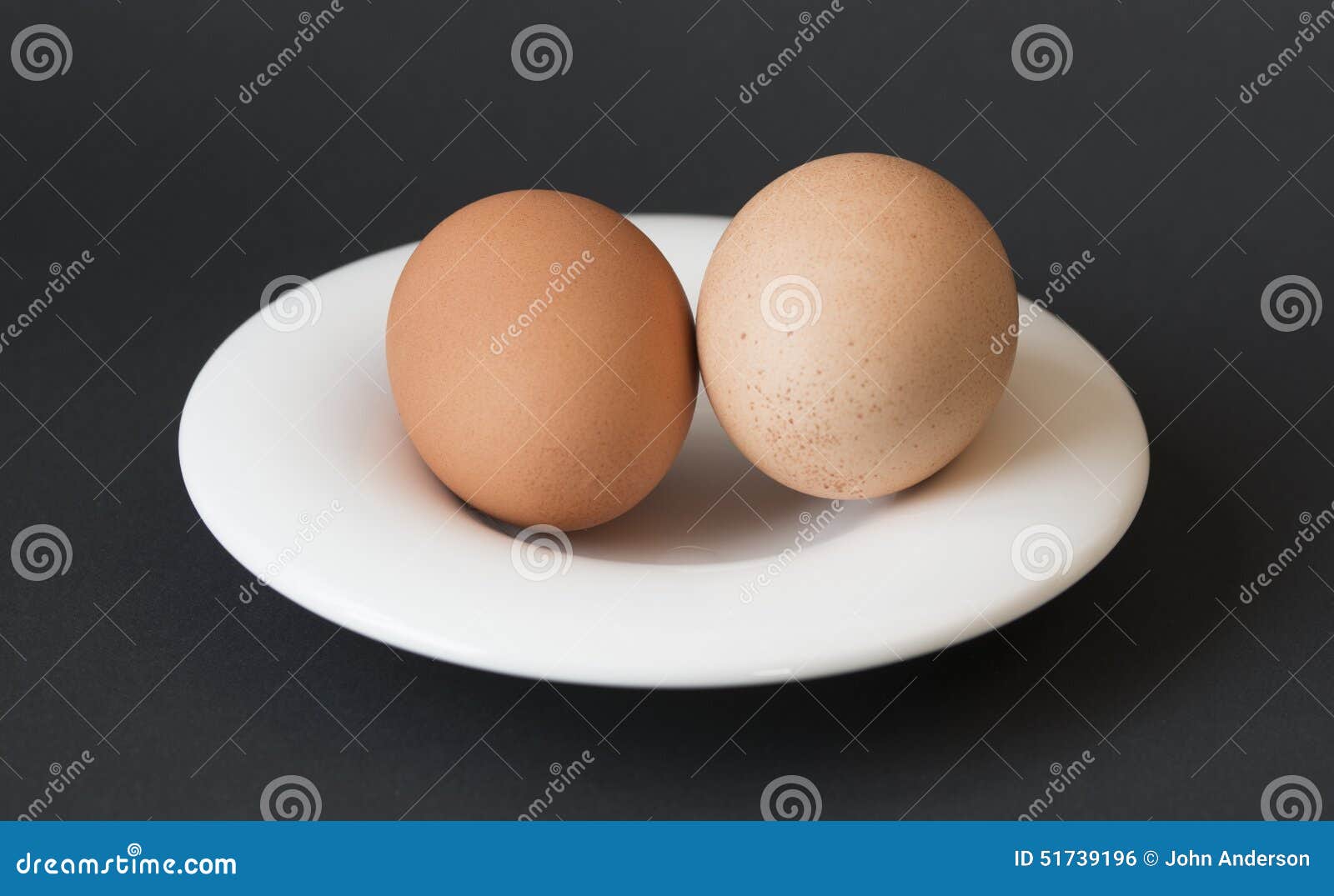 Zwei Eier stockfoto. Bild von zwei, bestandteile, braun - 51739196