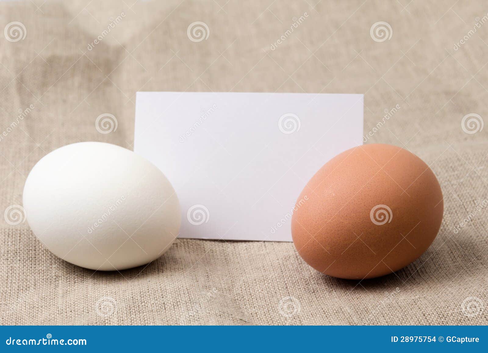 Zwei Eier mit einer Karte stockfoto. Bild von nahrung - 28975754