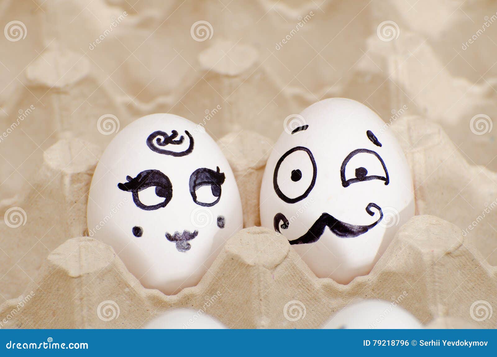 Zwei Eier Mit Gemalten Gesichtern, Einer Dame Und Einem Herrn Stockfoto ...