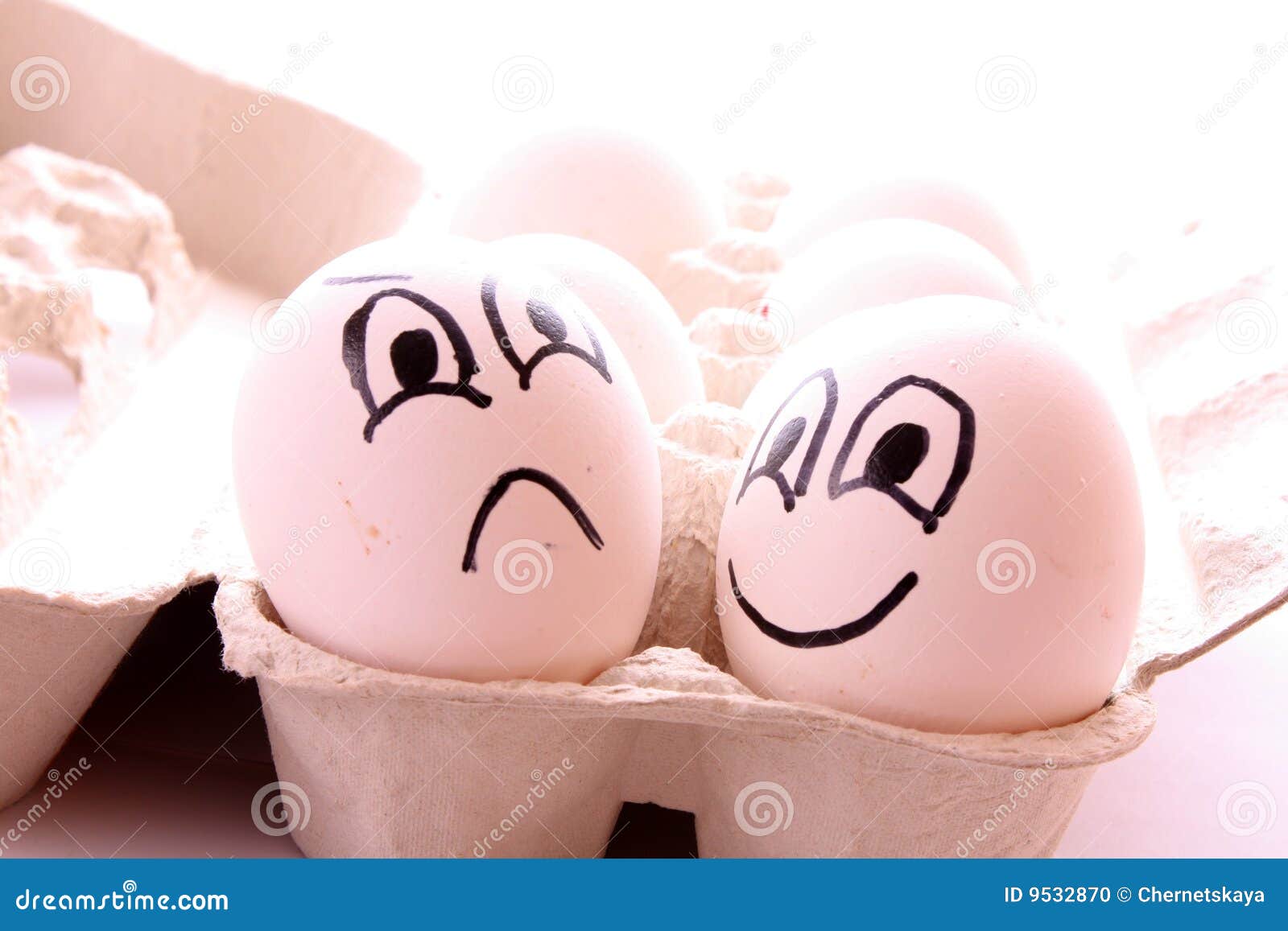 Zwei Eier mit Gesichtern stockfoto. Bild von paar, sorge - 9532870